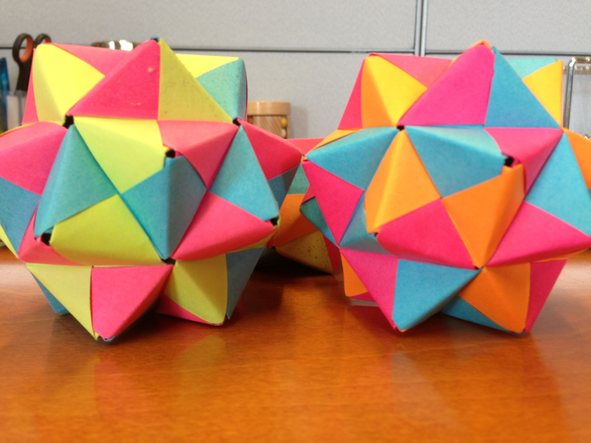 Post-It Origami Icosahedron : 11 Steps - Instructables