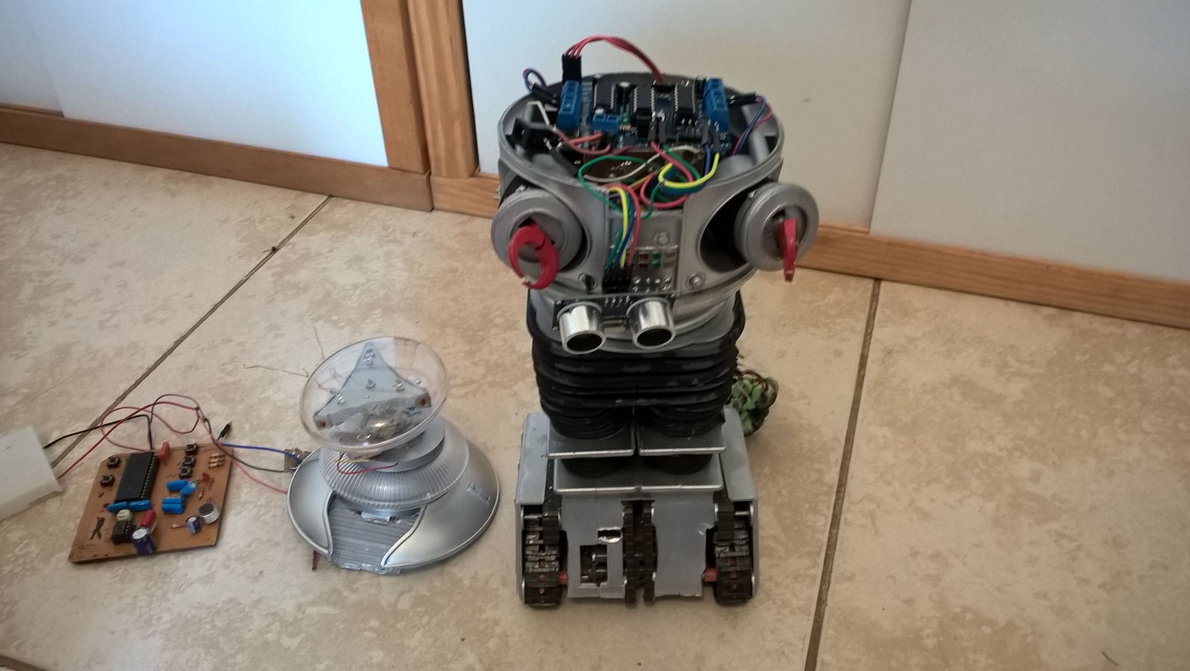 Robot B9 - " Lost in Space " Moebius : 6 Steps - Instructables