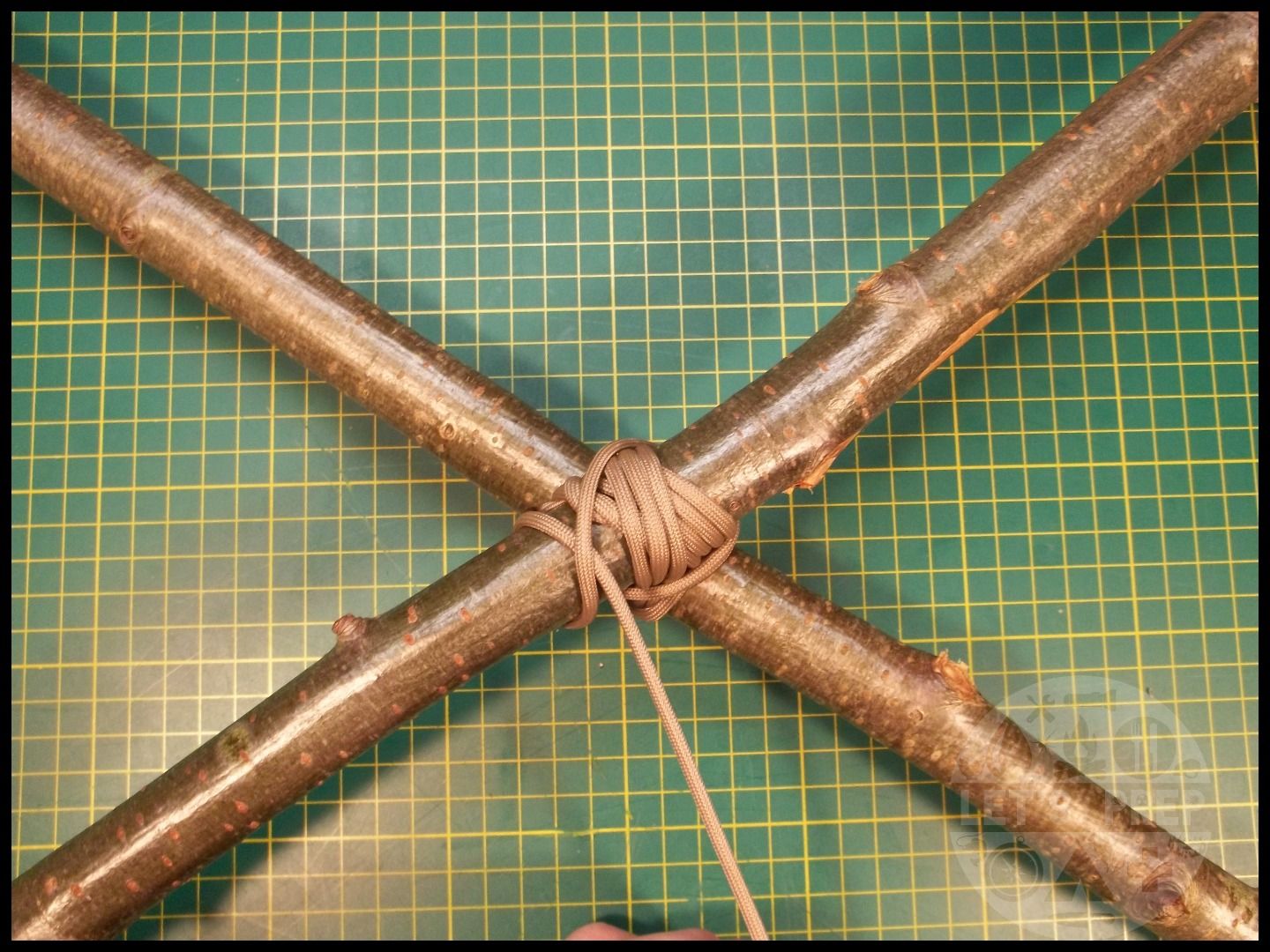 Quick Skills #5: How to Tie Lashings - Pt.2 Diagonal Lashing : 7 Steps ...