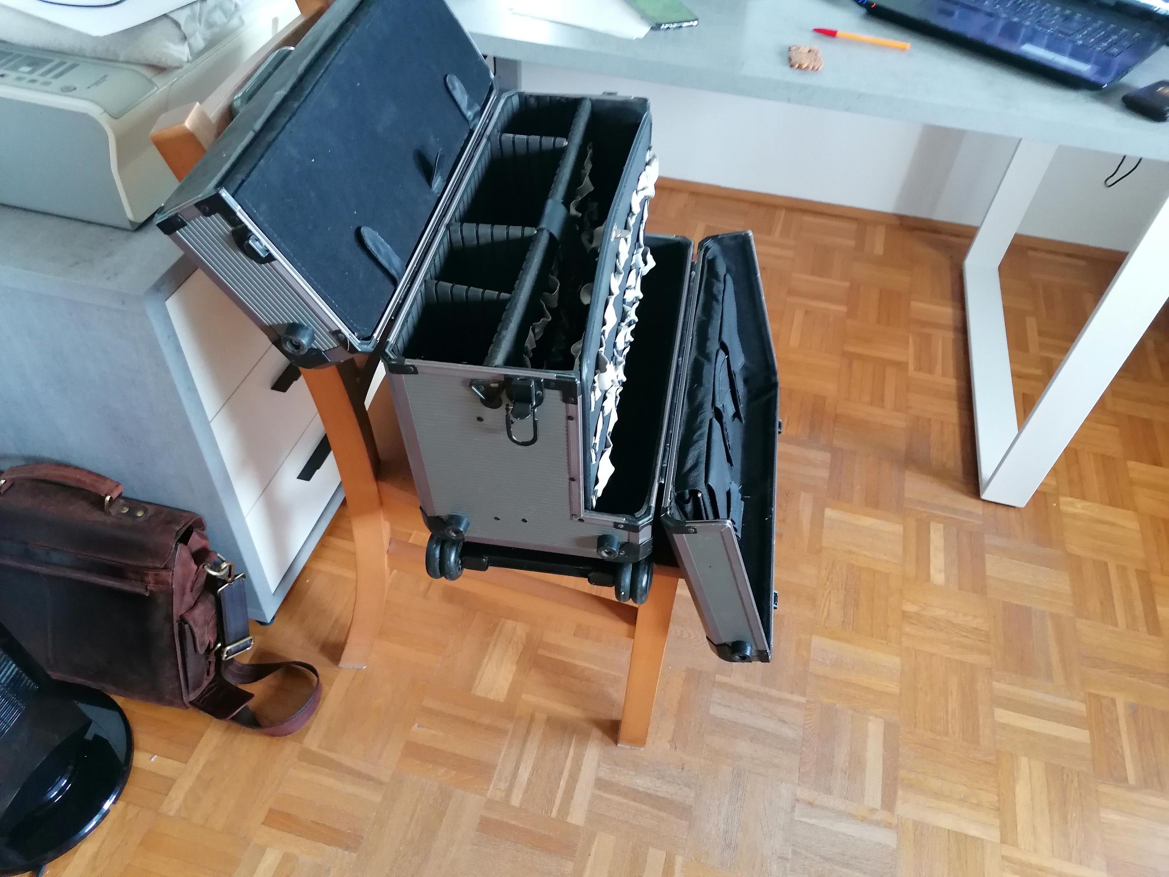 Convert Old Toolcase to Mobile Electronics Workstation : 3 Steps ...