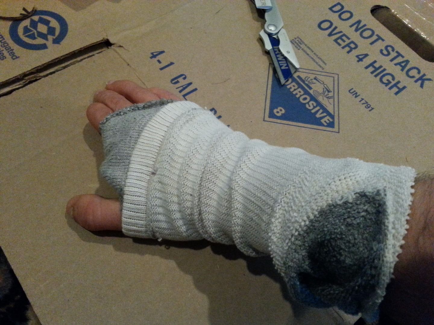 Cardboard Wrist Immobilization Brace : 7 Steps - Instructables