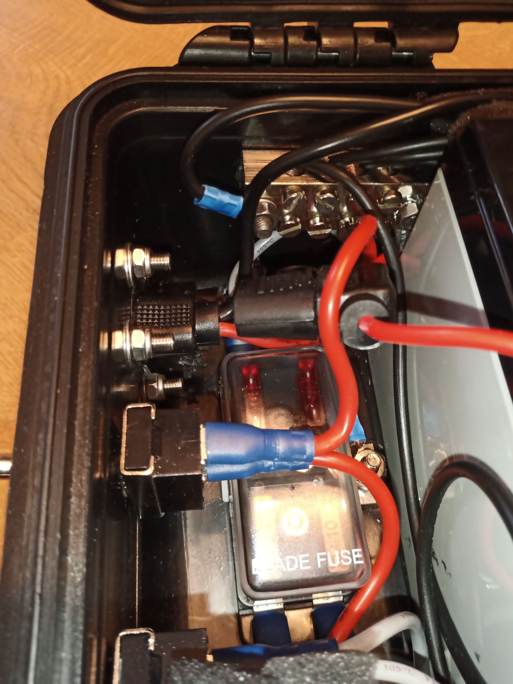 12 V DC Battery Box. : 3 Steps - Instructables