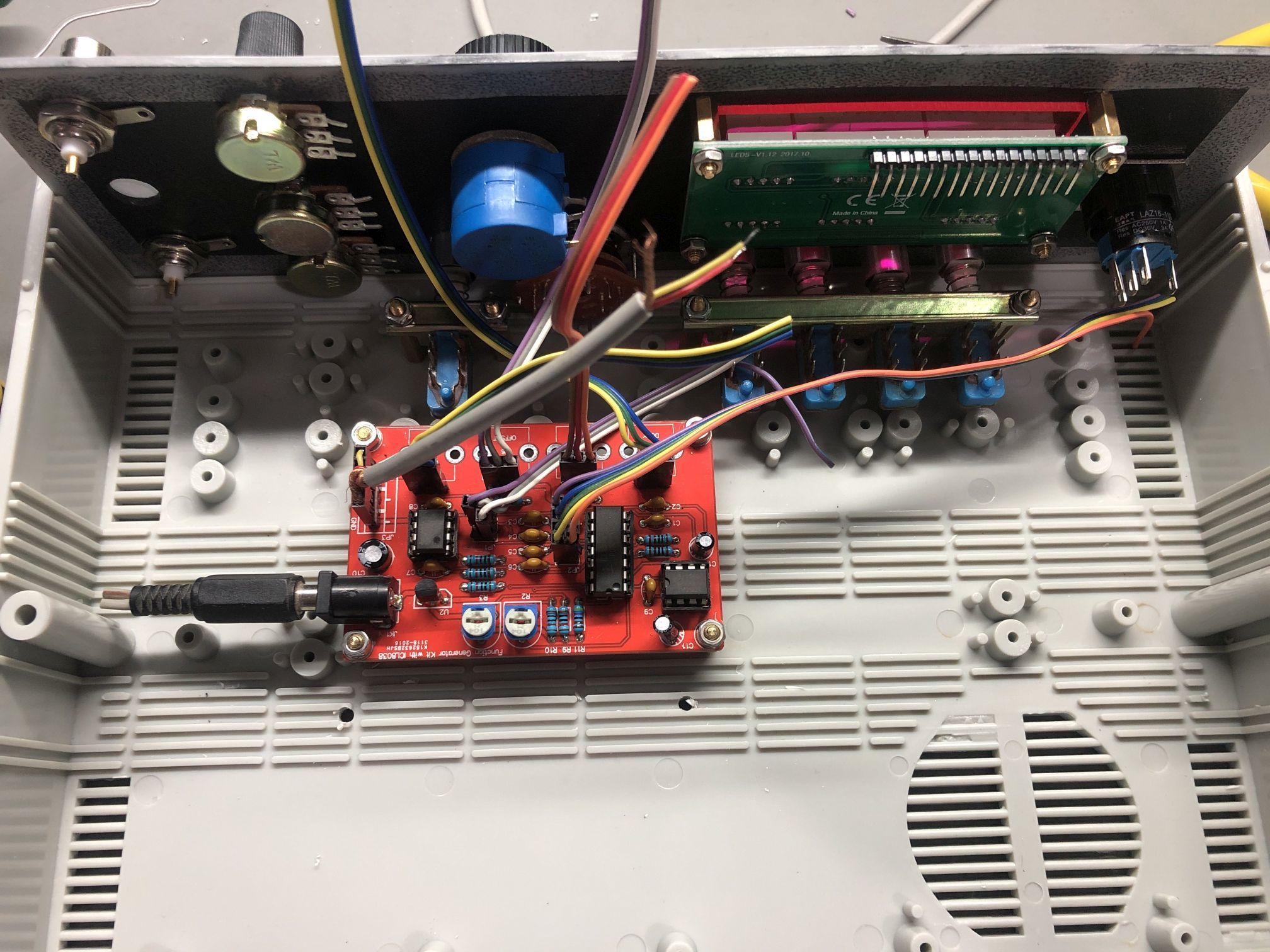 Build This 5Hz to 400KHz LED Sweep Signal Generator From Kits : 8 Steps ...