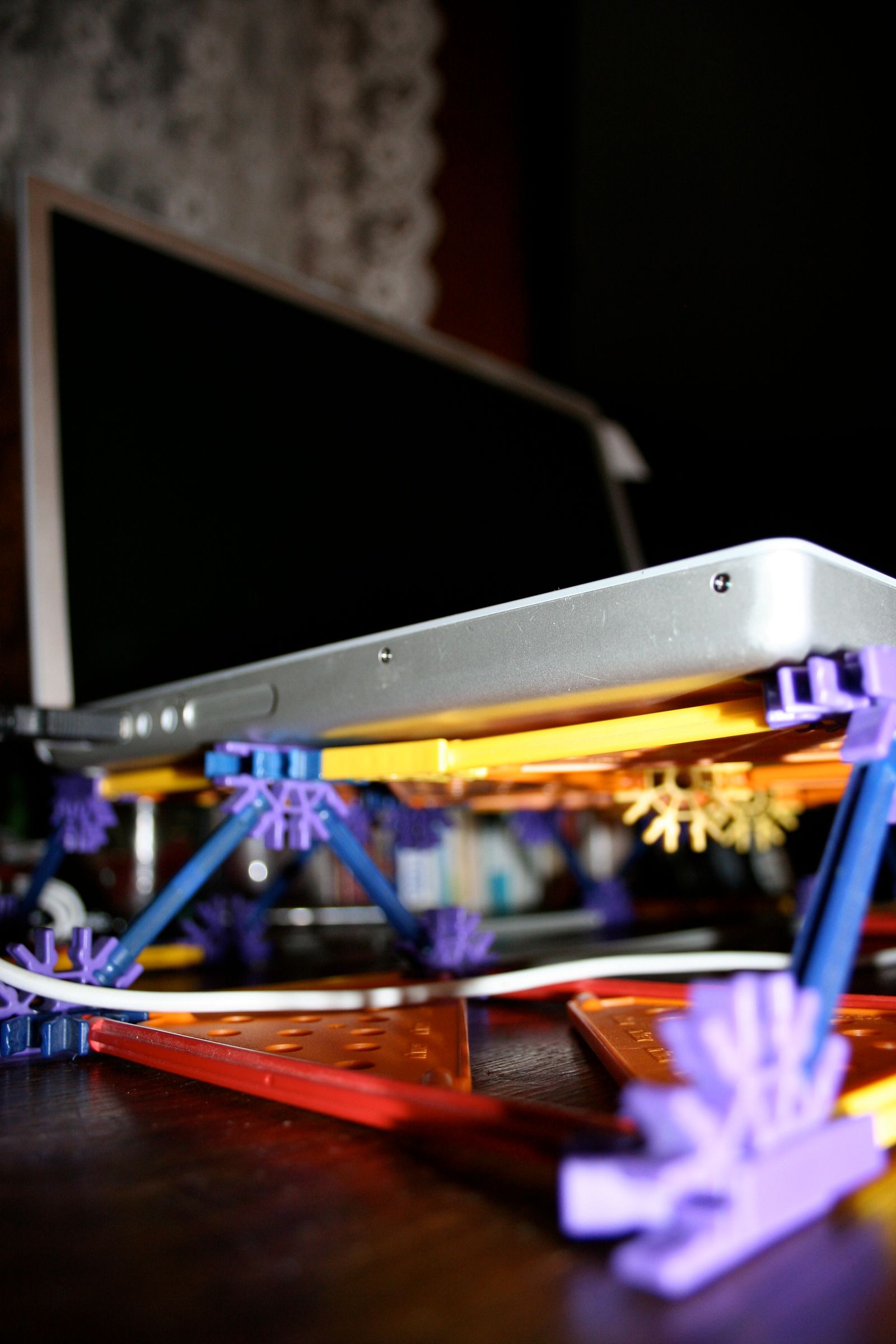 K'nex Laptop Cooling Table - Instructables