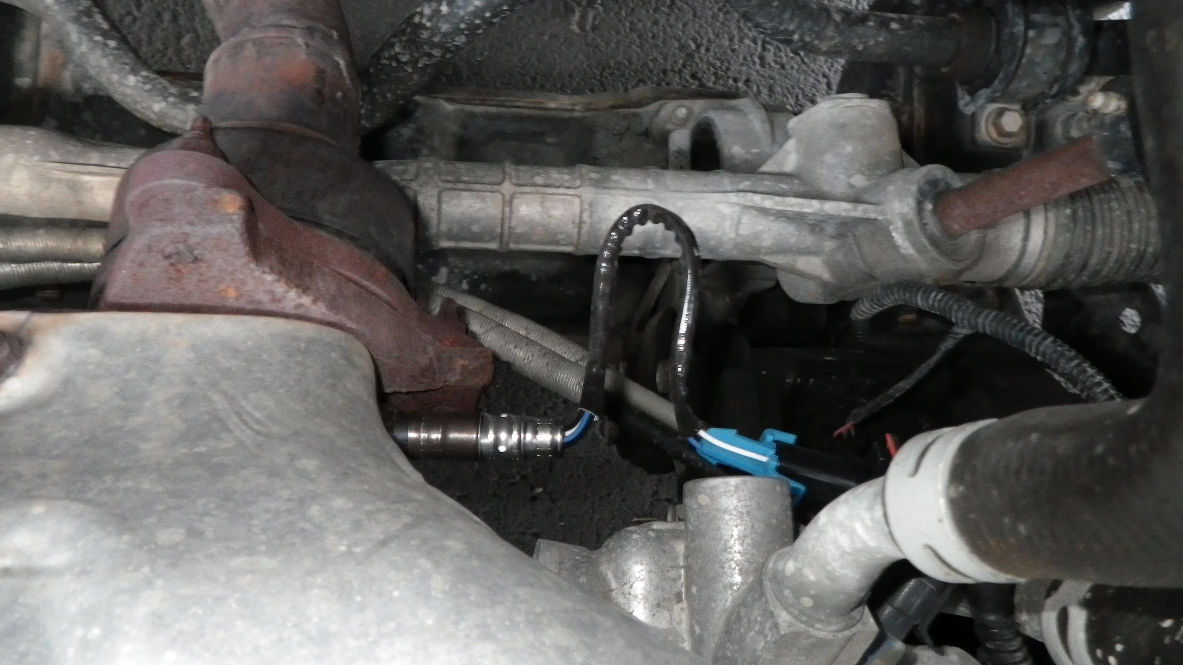How to Replace the O2 Sensor on a 2005 Saturn VUE 2.2 L : 4 Steps ...