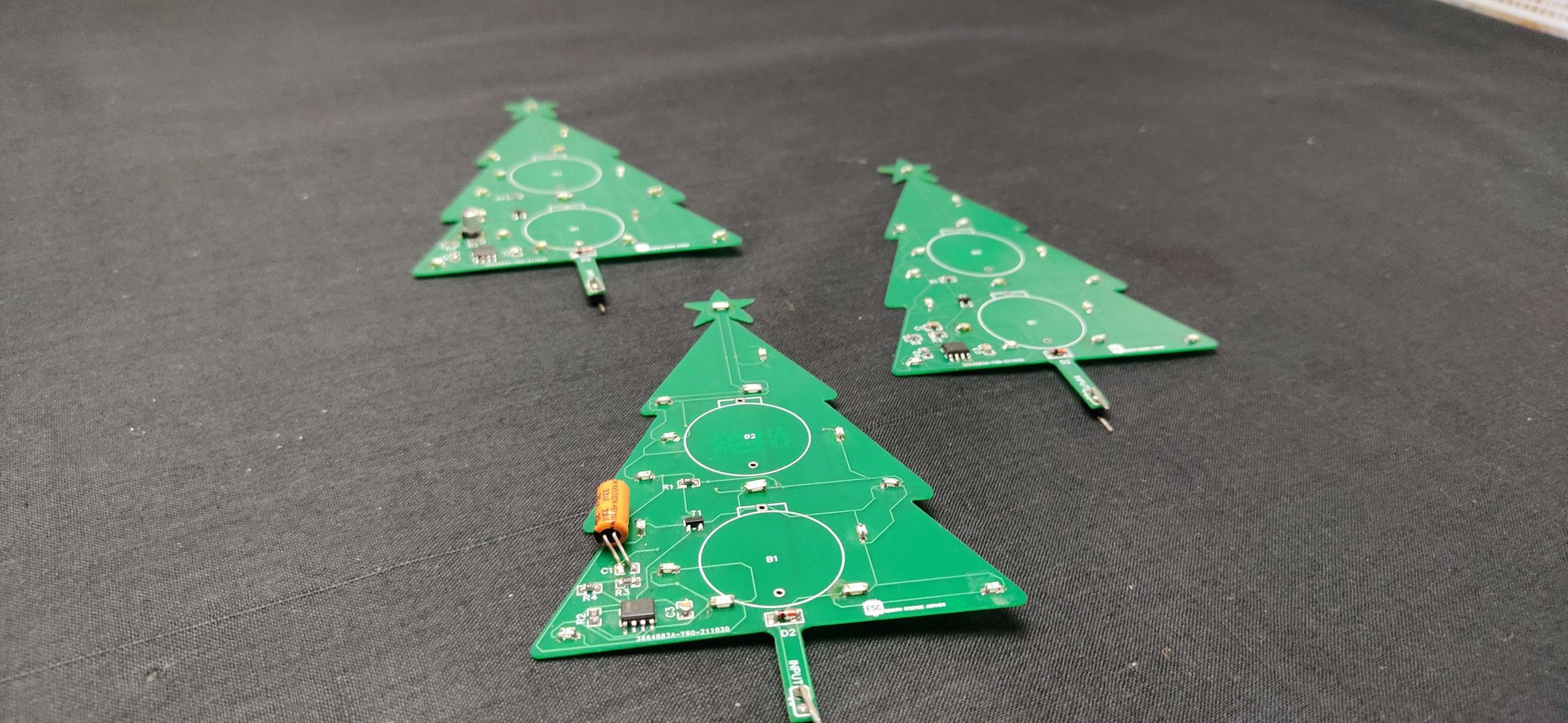 BLINKING LED PCB CHRISTMAS TREE : 6 Steps - Instructables