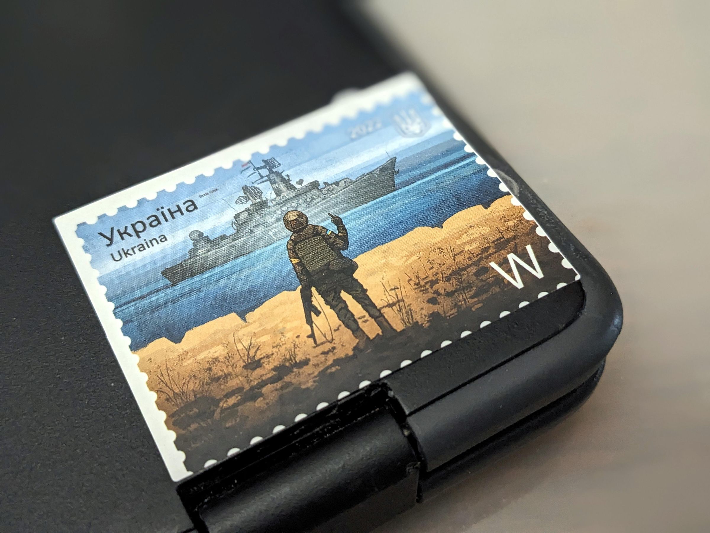 Fixing a Crack in Plastic Laptop Case Near the Hinge : 6 Steps ...