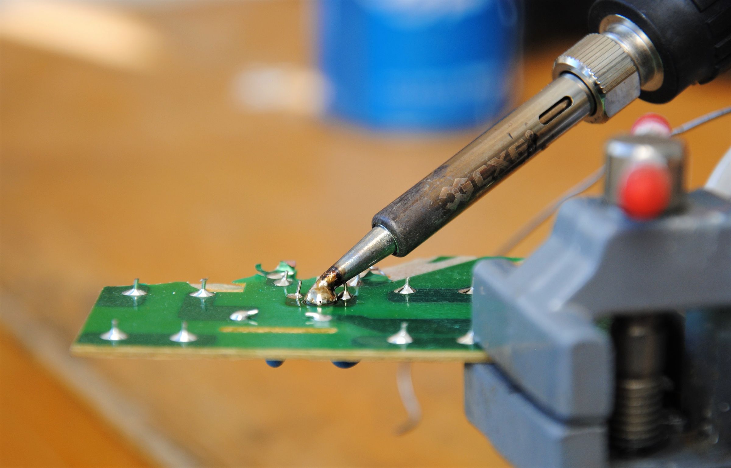 How to Desolder Electronic Components From Circuit Boards - 7 Tips ...
