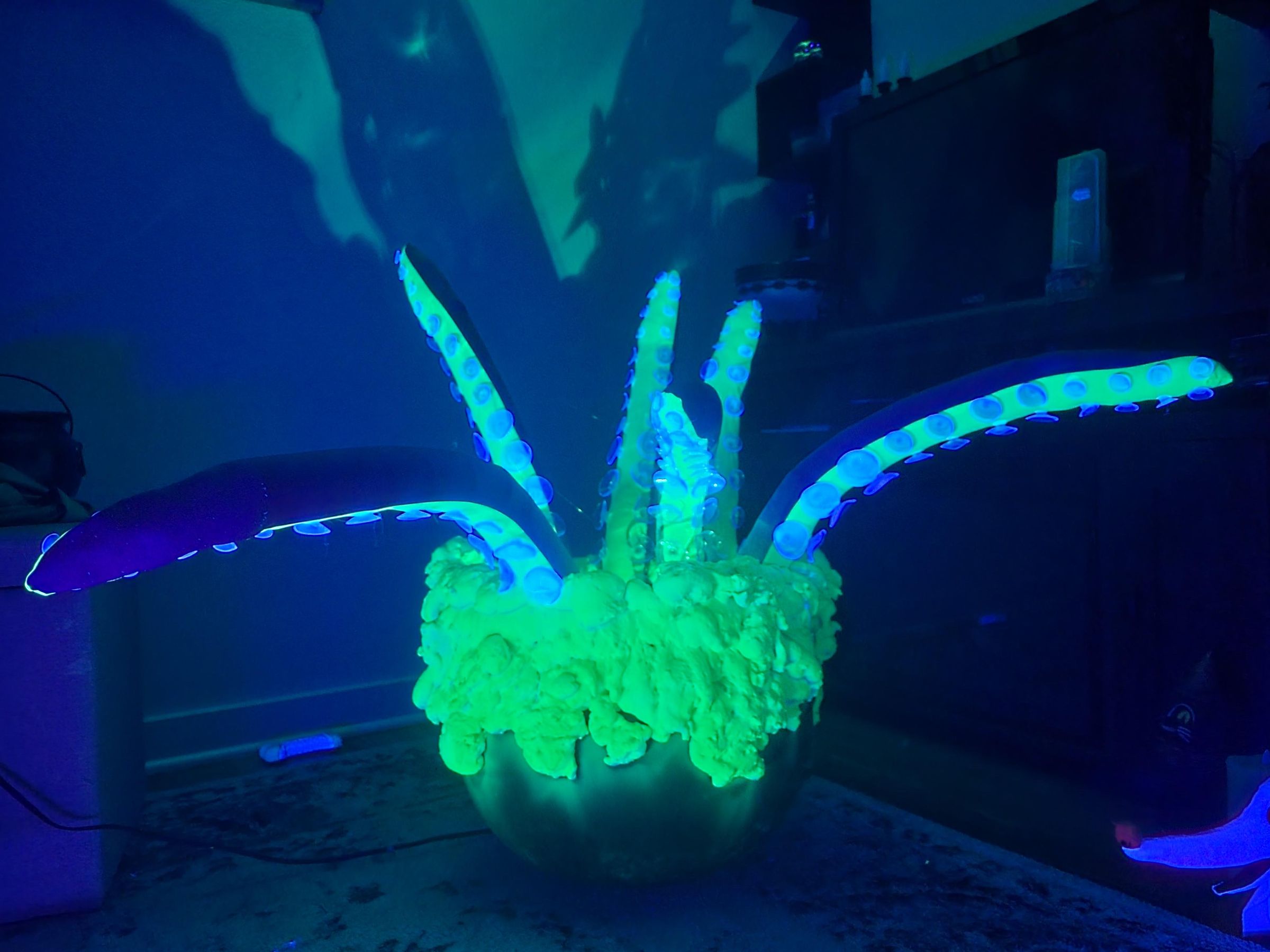 Cauldron of Cthulu - Moving Tentacle Prop : 6 Steps (with Pictures ...