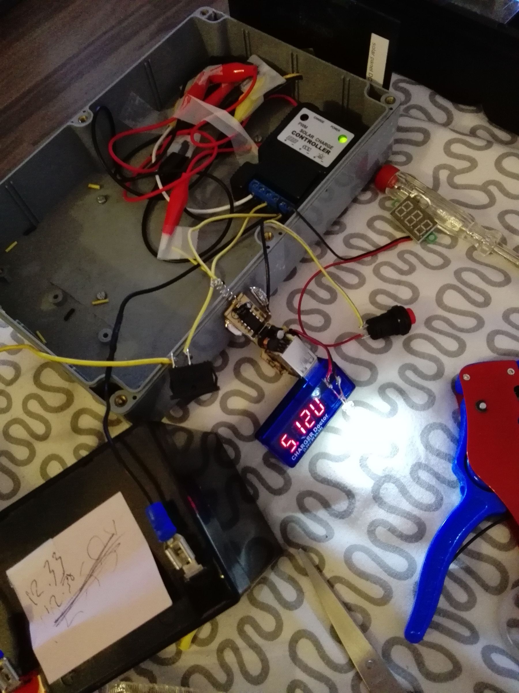 EASY Solar Charging Power Bank : 5 Steps (with Pictures) - Instructables