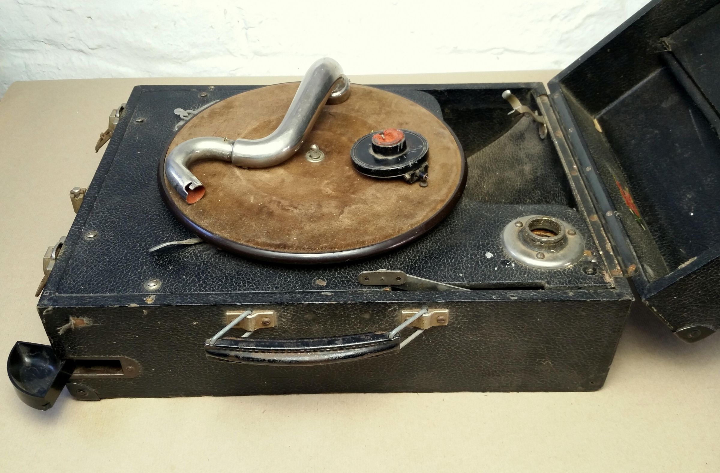 Give an Old Gramophone Some New Life! : 18 Steps (with Pictures ...