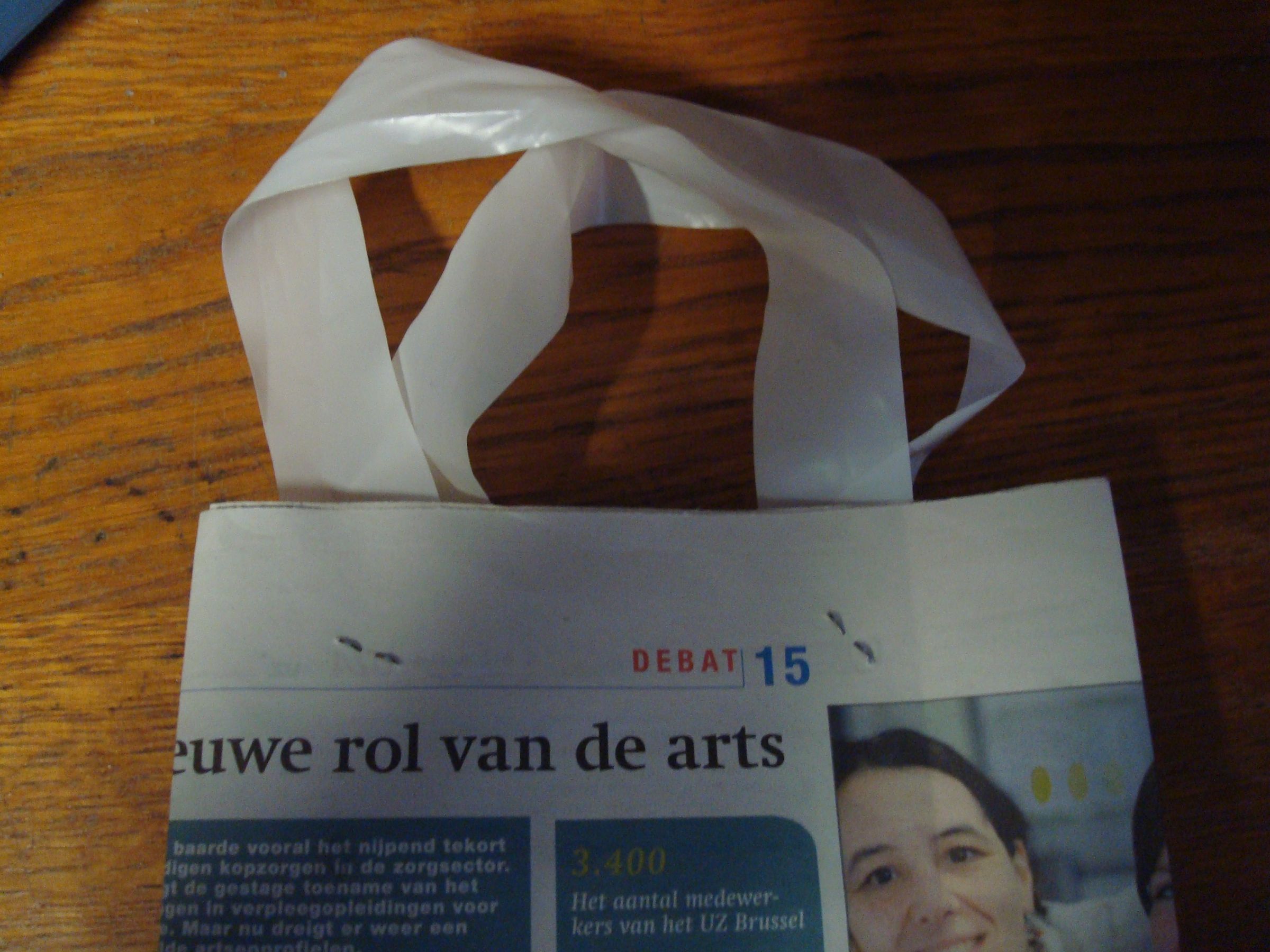 5 Minute Newspaper Bag : 4 Steps - Instructables