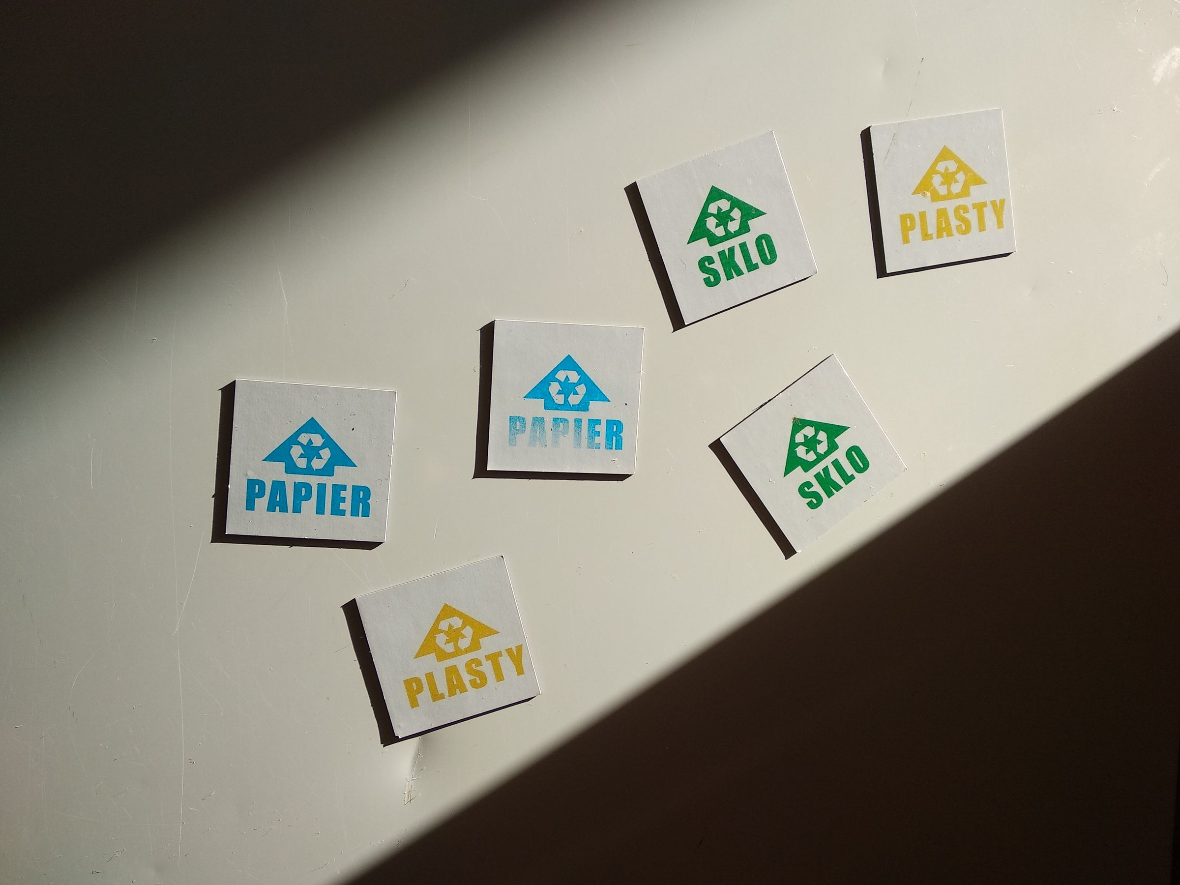 DIY Writable Magnetic Screw Mat From Old Fridge Magnets : 3 Steps ...