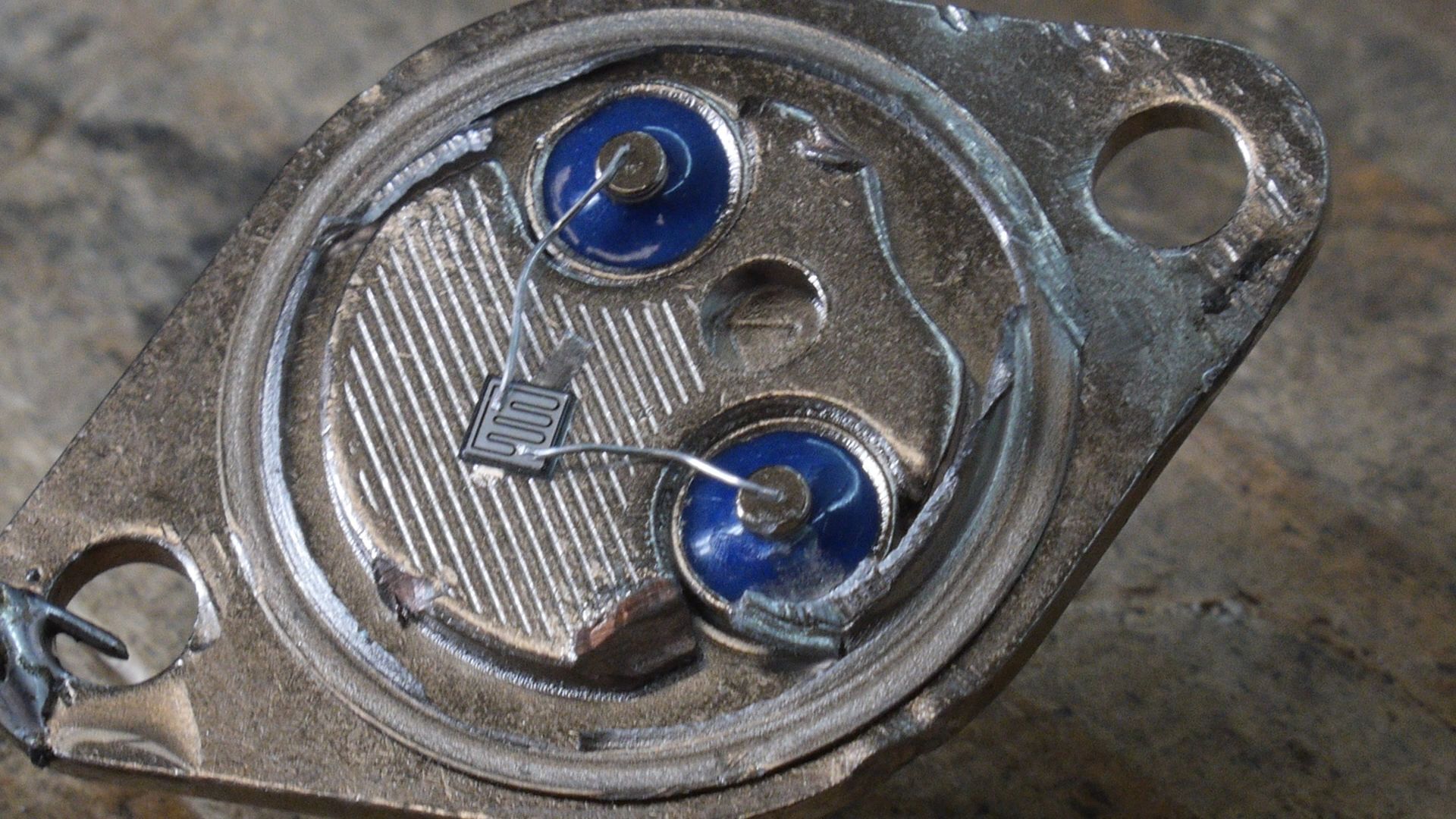 Concentrated Photovoltaics With a Power Transistor - Instructables