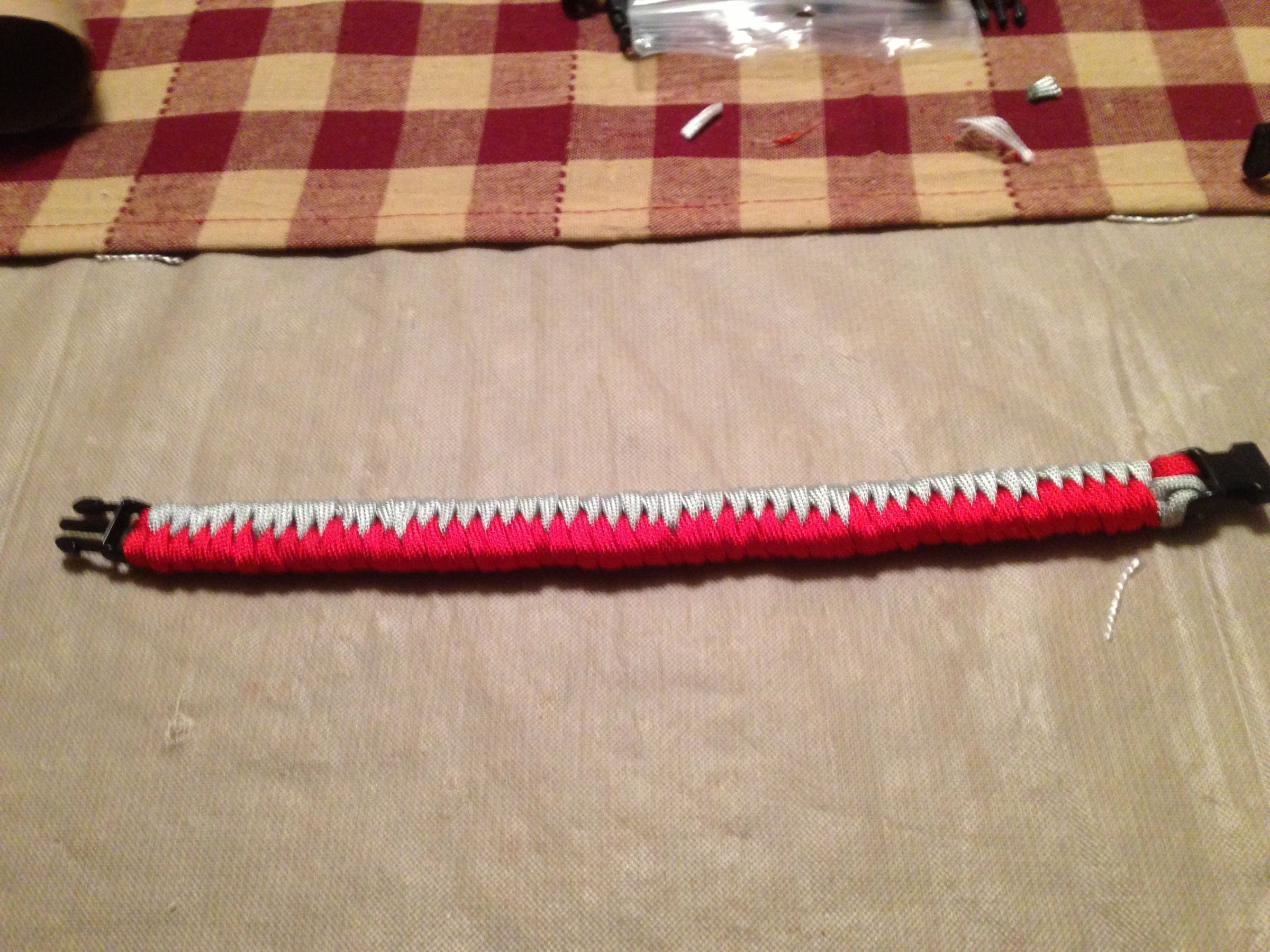 Two Color Fishtail Paracord (550) Bracelet : 4 Steps (with Pictures ...