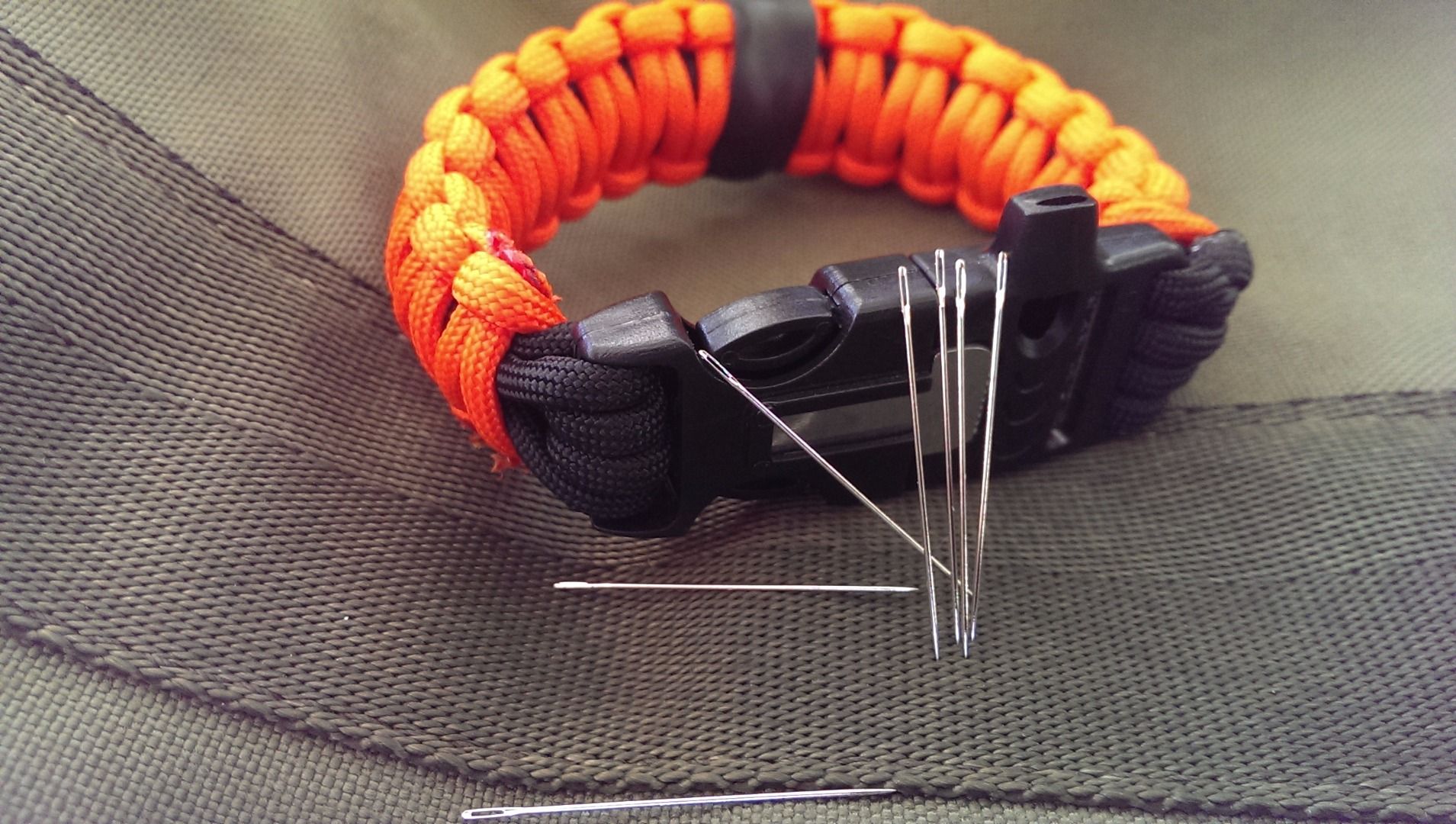 The Medic a Paracord Survival Bracelet for First Aid. : 4 Steps (with ...