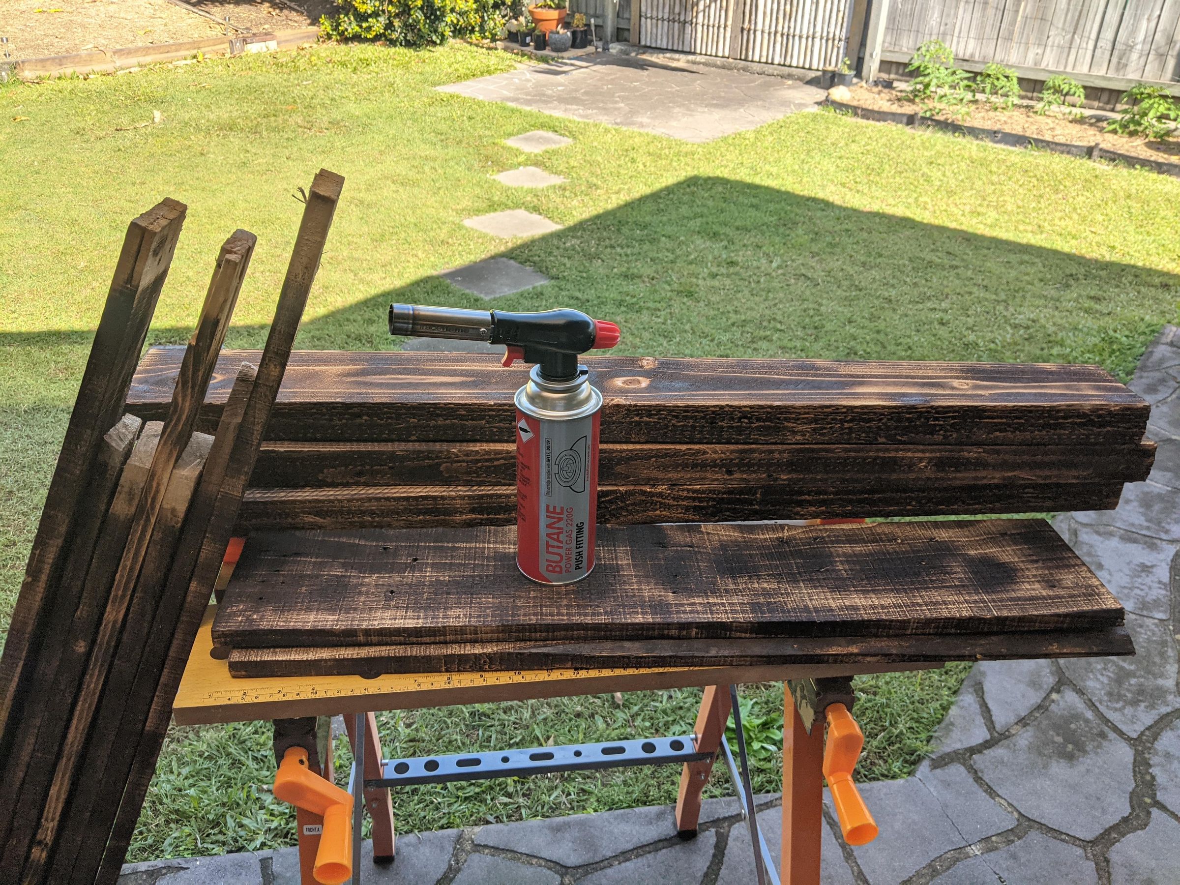 Kettle BBQ Pallet Side Table : 7 Steps (with Pictures) - Instructables