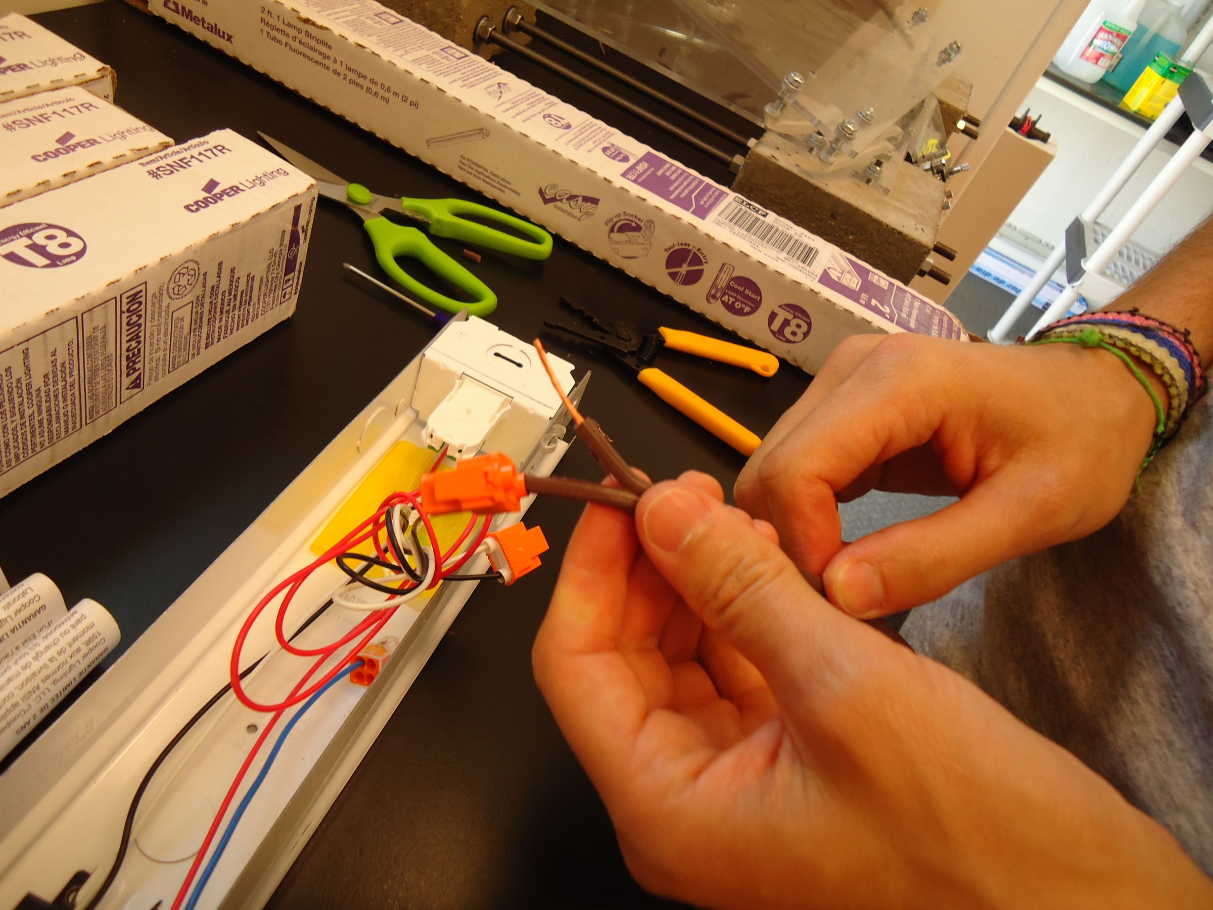 Biomonstaaar's Fluorescent Lights : 10 Steps - Instructables