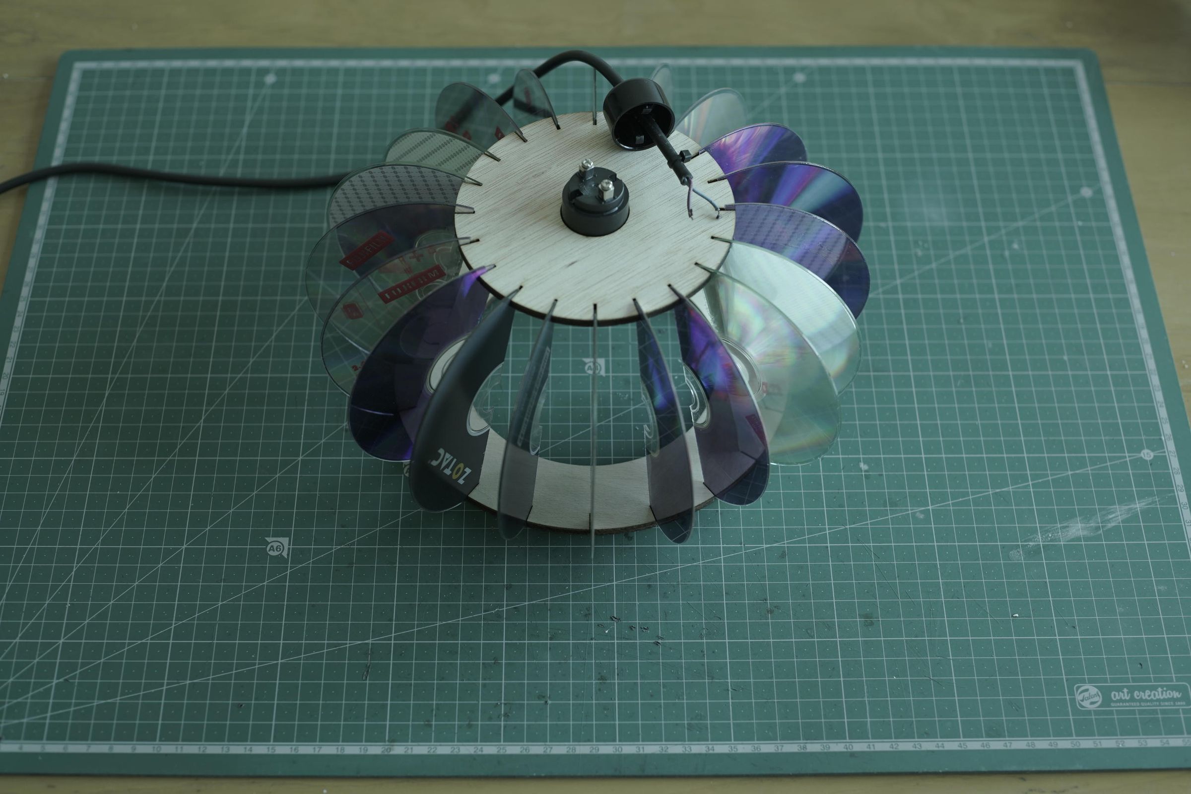 CD-Lamp : 8 Steps - Instructables