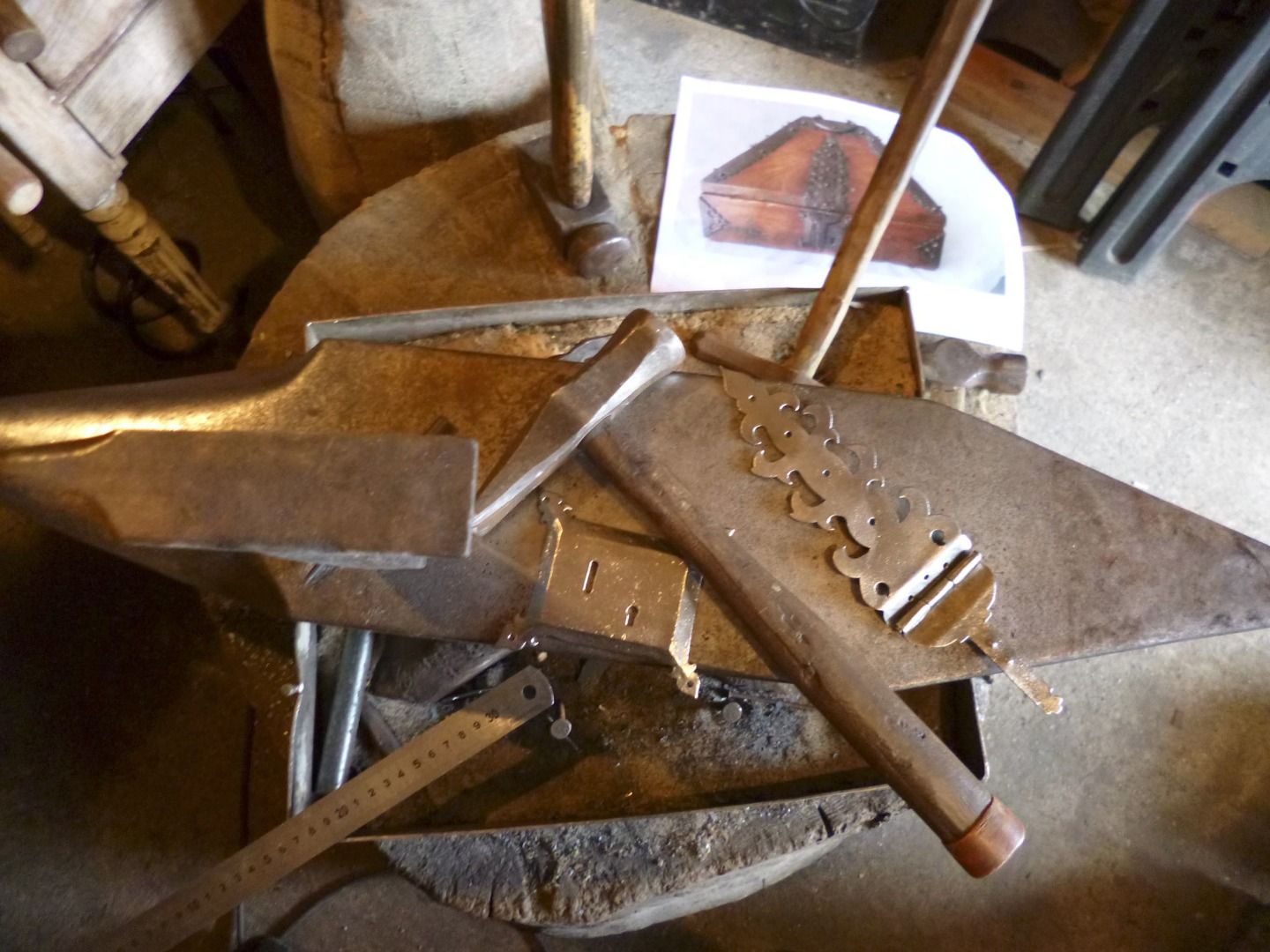 Medieval / Renaissance Box : 10 Steps (with Pictures) - Instructables