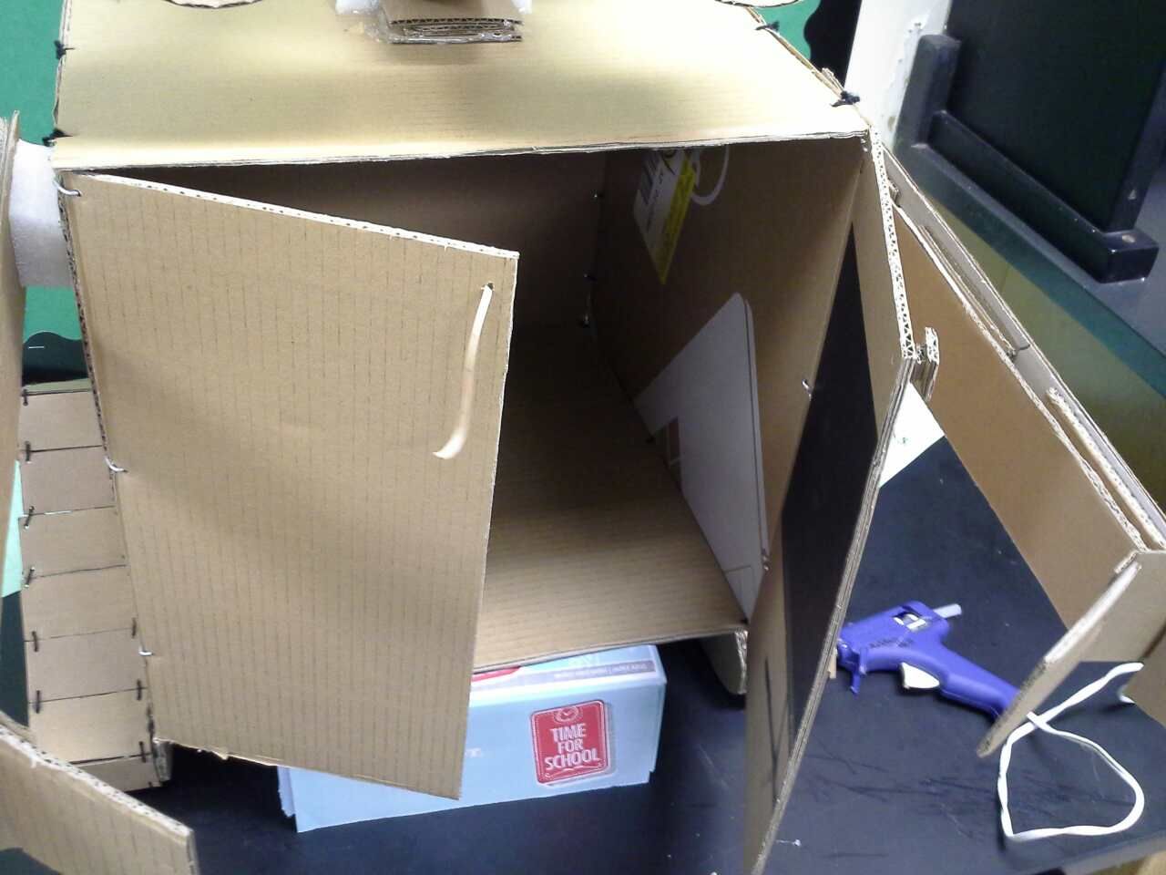 Cardboard Box Wall-E With LED : 9 Steps (with Pictures) - Instructables