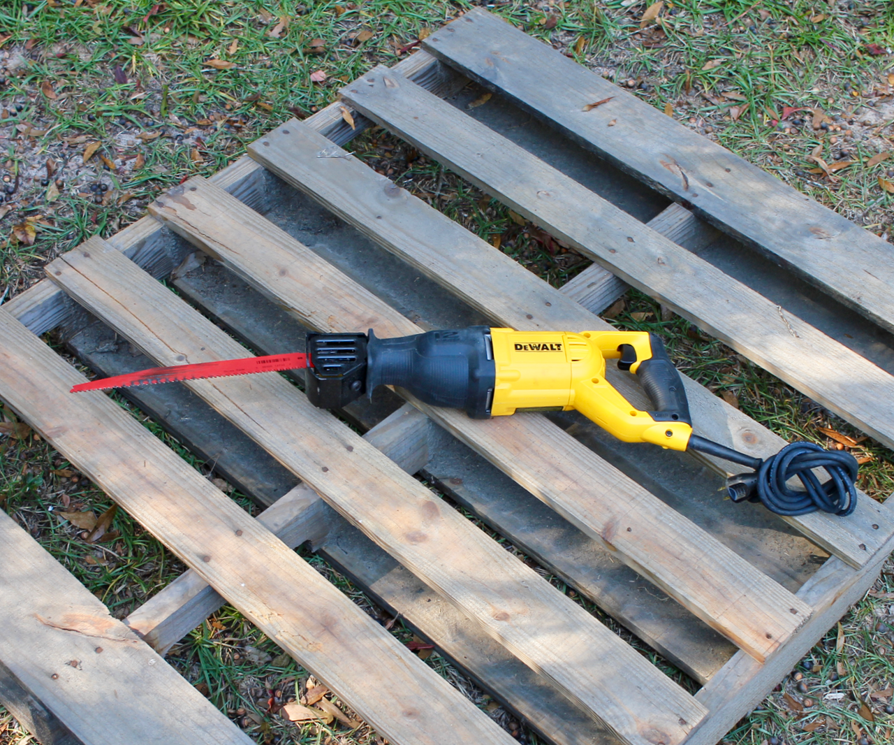 How to Take Apart a Pallet : 4 Steps (with Pictures) - Instructables