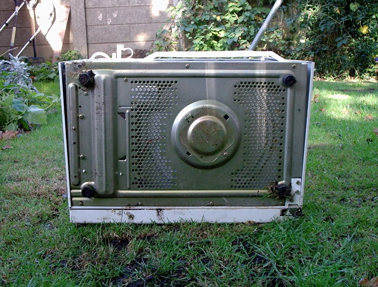 How to Take Apart a Microwave : 18 Steps - Instructables