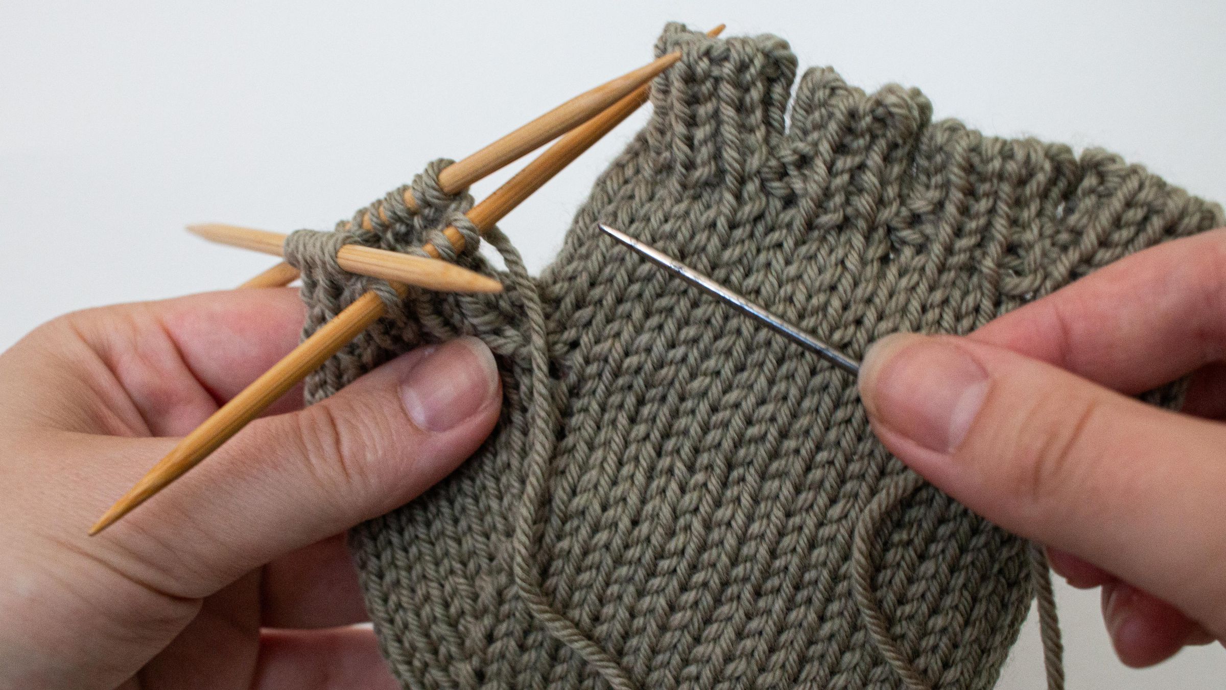 Ribbed Sewn Bind Off (in the Round) Knitting Tutorial : 13 Steps (with ...