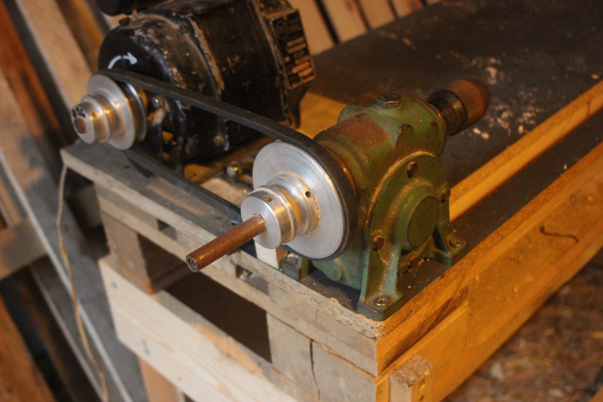 Home-made Woodworking Lathe From Repurposed Materials - Pallets and Old ...