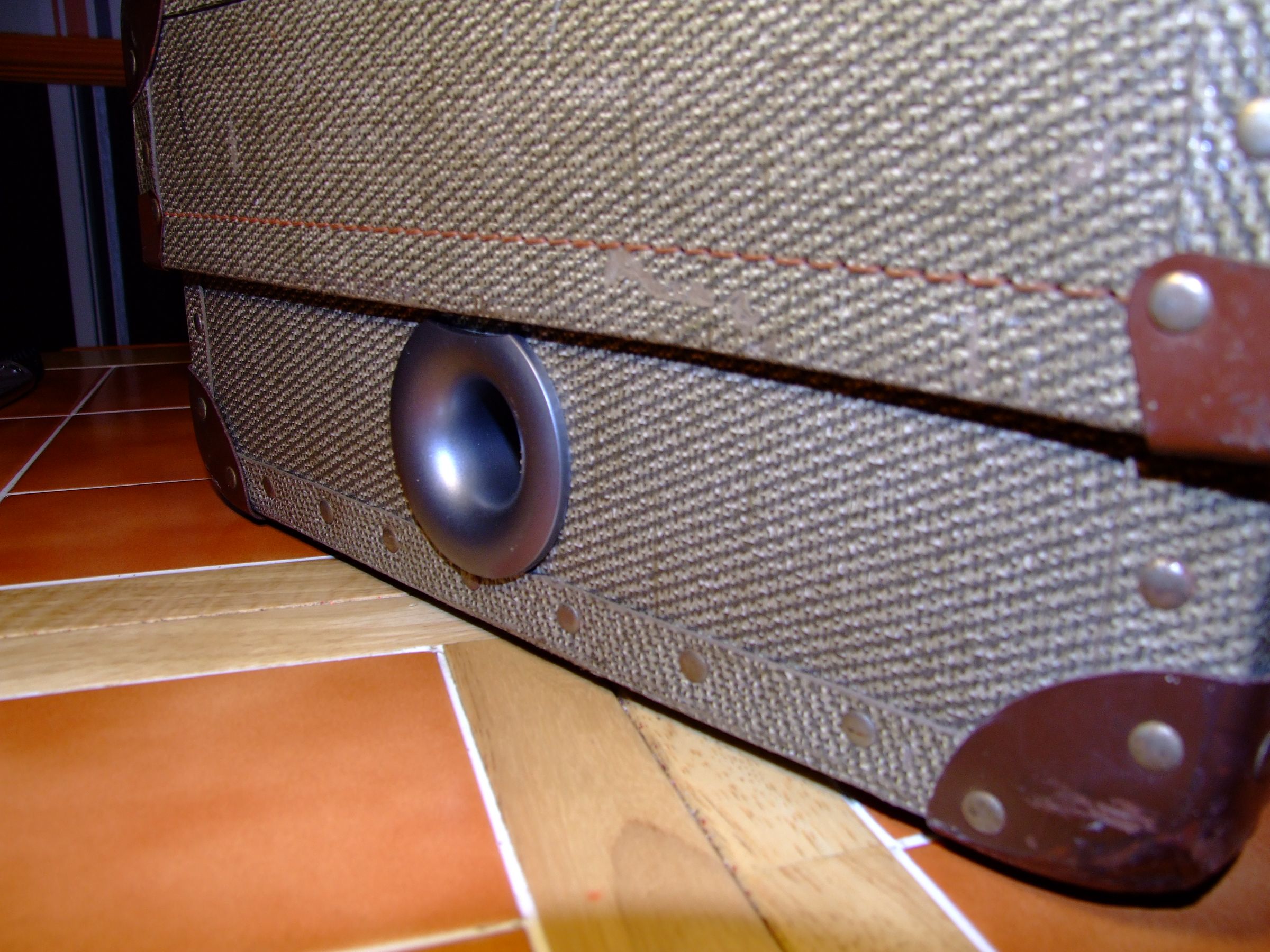 Old Suitcase Transformed Into Amplified Stereo Speaker - Instructables
