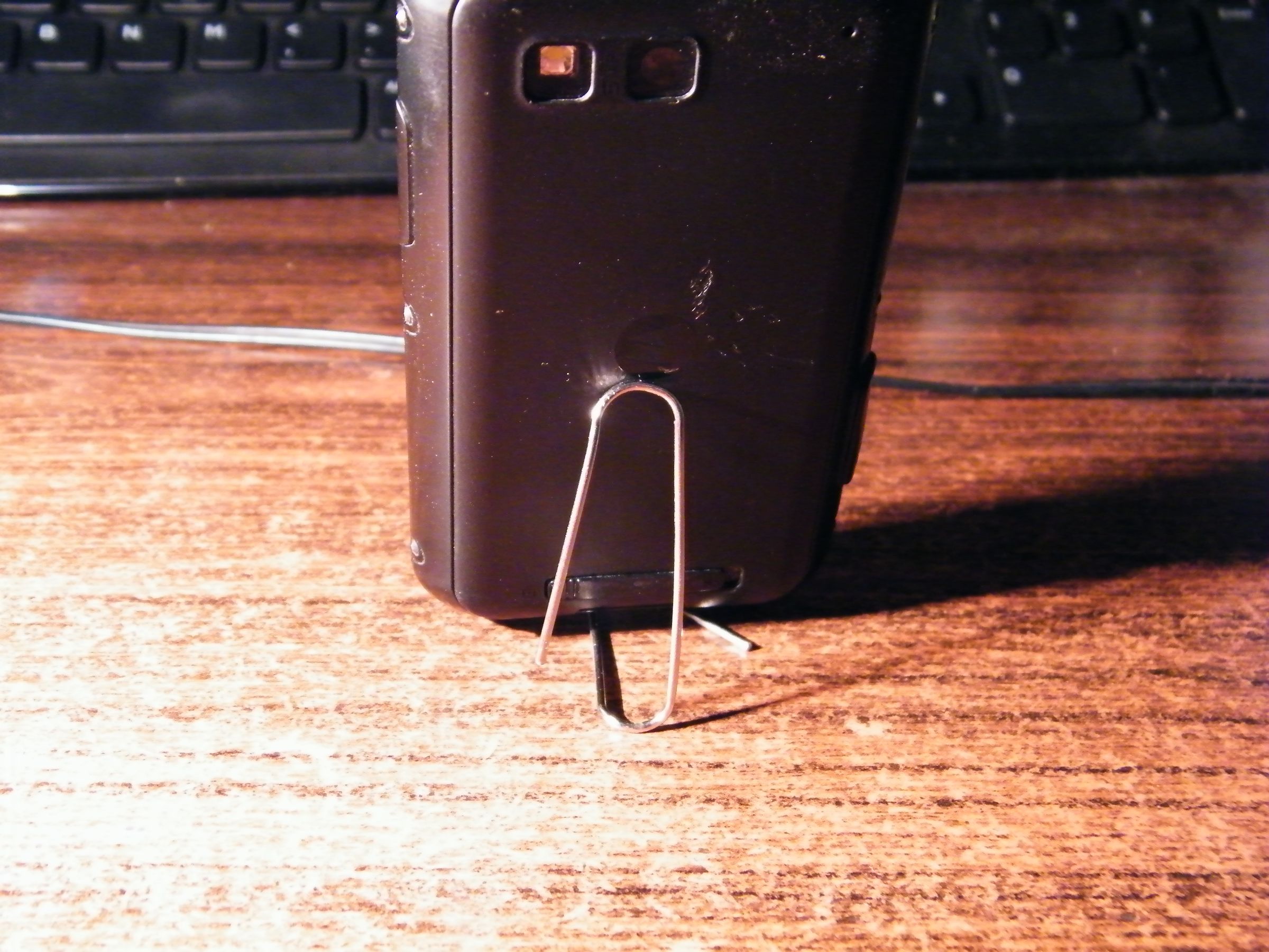 DIY Phone Stand - Paper Clip Mobile Phone Stand - 2min, $0 Project : 5 ...