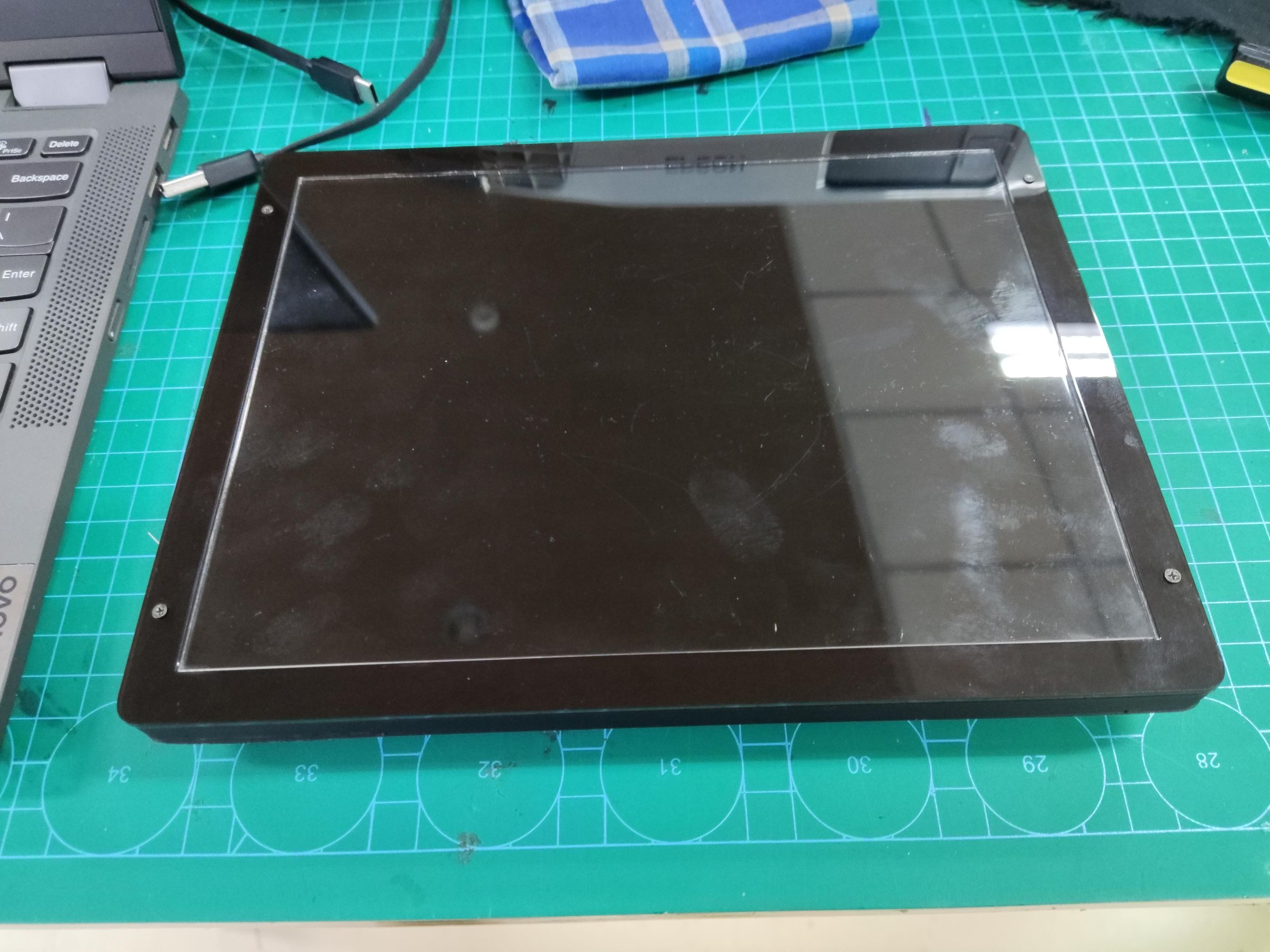 DIY Portable Monitor Recycled From IPad 3 : 10 Steps (with Pictures ...