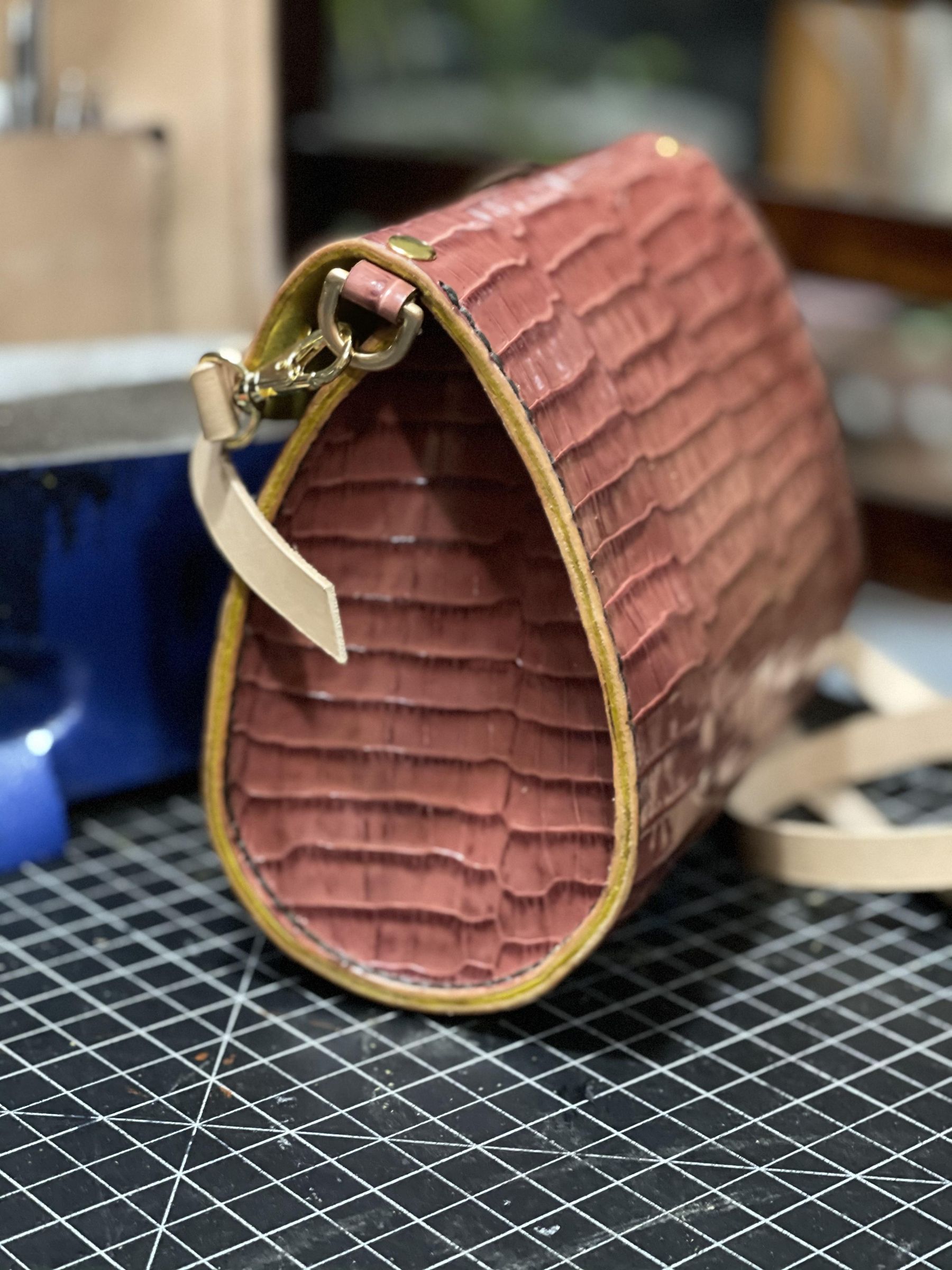 Gator Embossed Leather Purse : 8 Steps (with Pictures) - Instructables