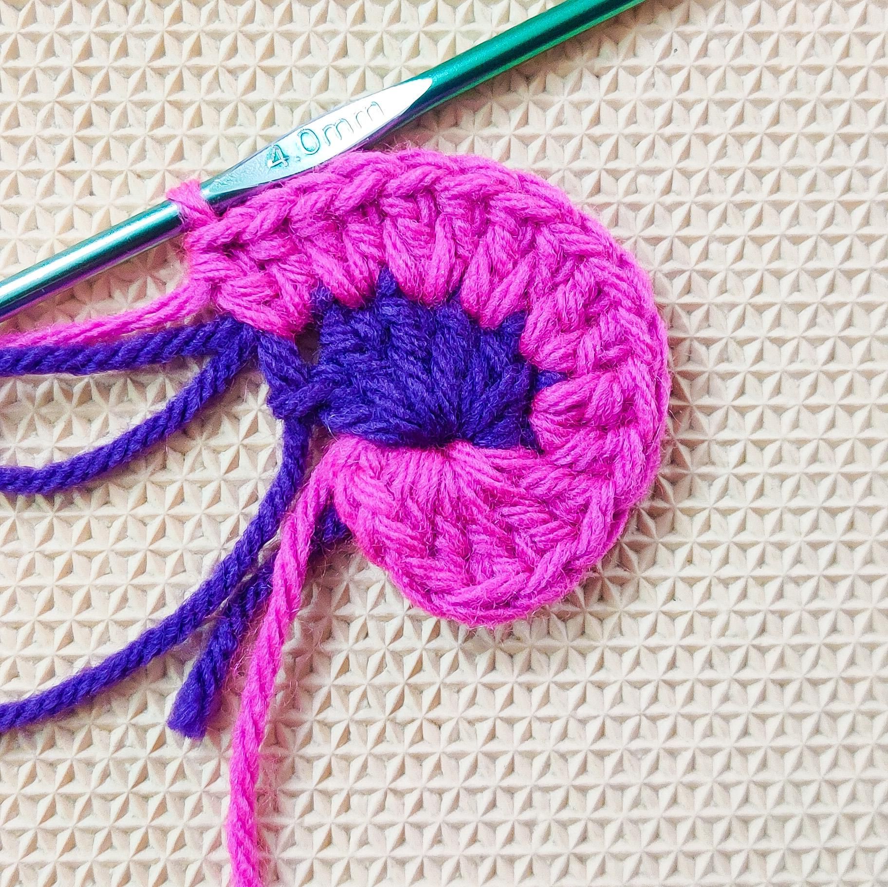 How to Make a Solid Two Color Spiral Crochet Circle : 8 Steps (with ...