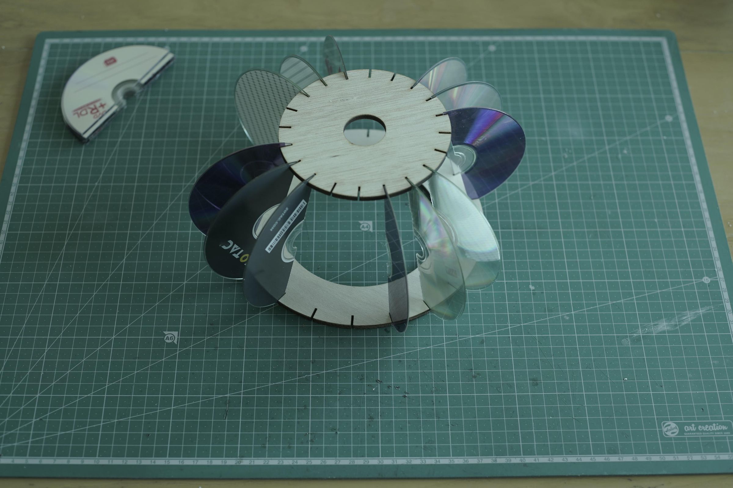 CD-Lamp : 8 Steps - Instructables