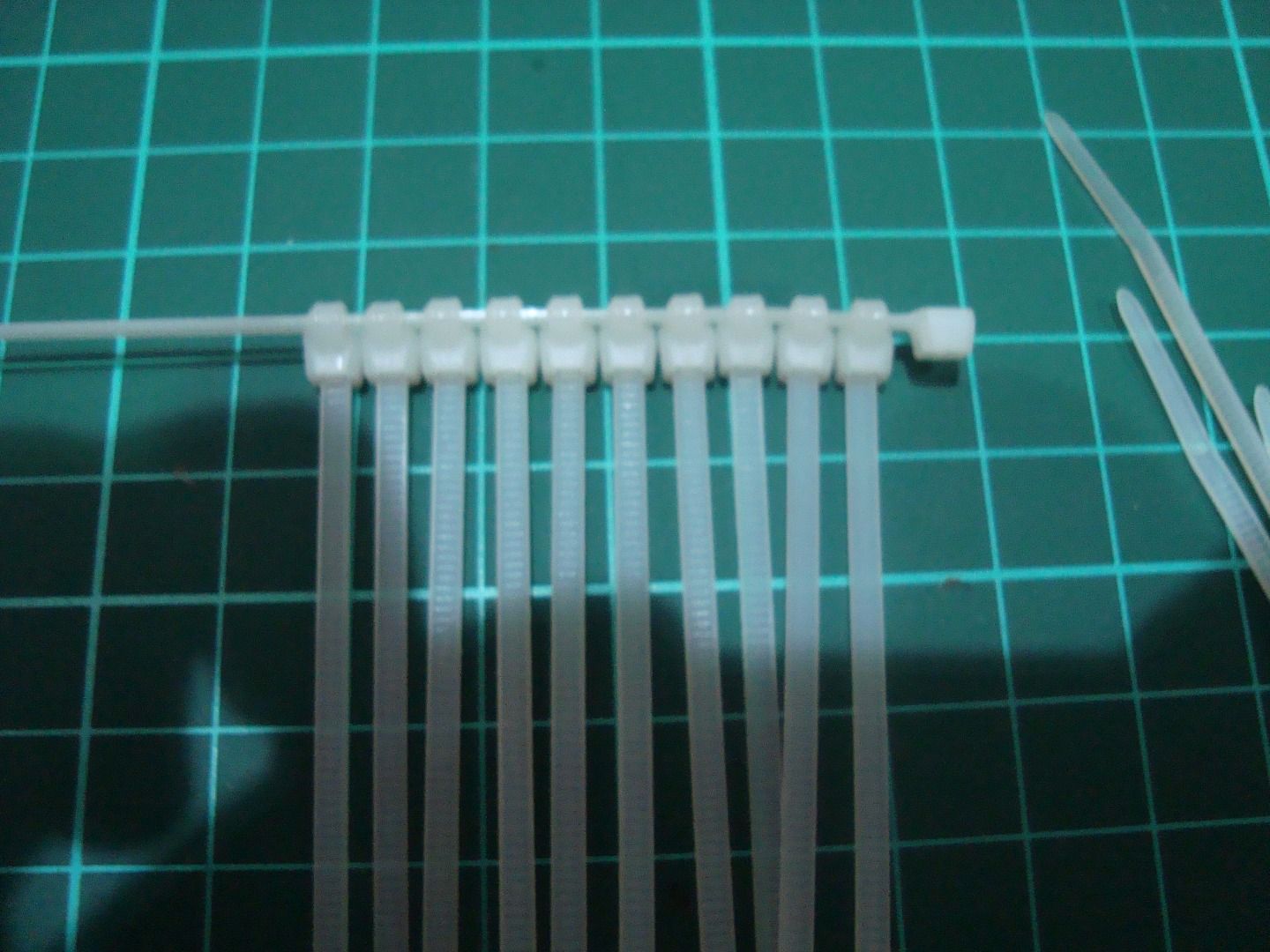 Spider Made From Cable Ties for Props Decor Halloween : 4 Steps (with ...