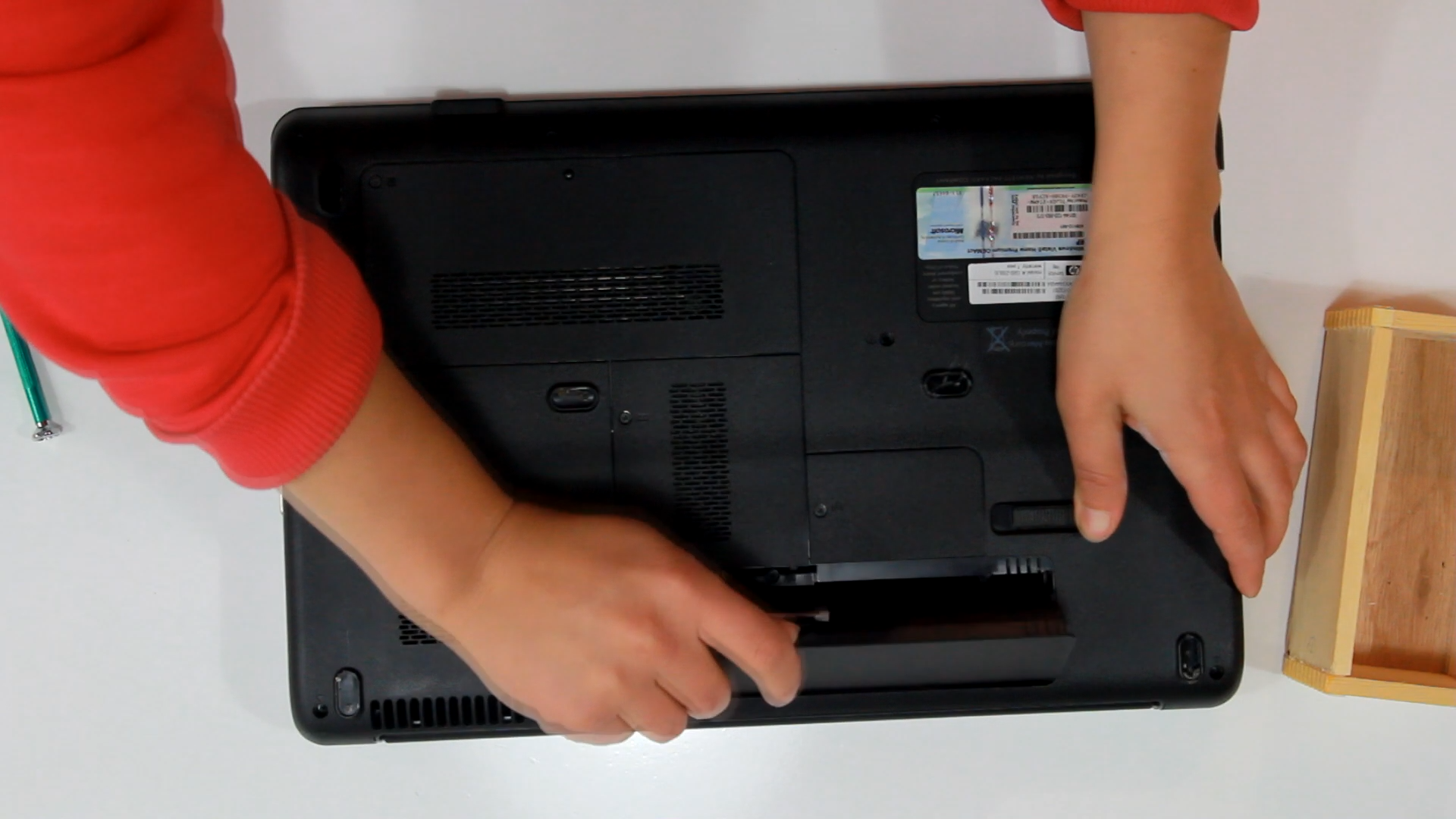 How to Remove the Screen From a Laptop : 5 Steps - Instructables