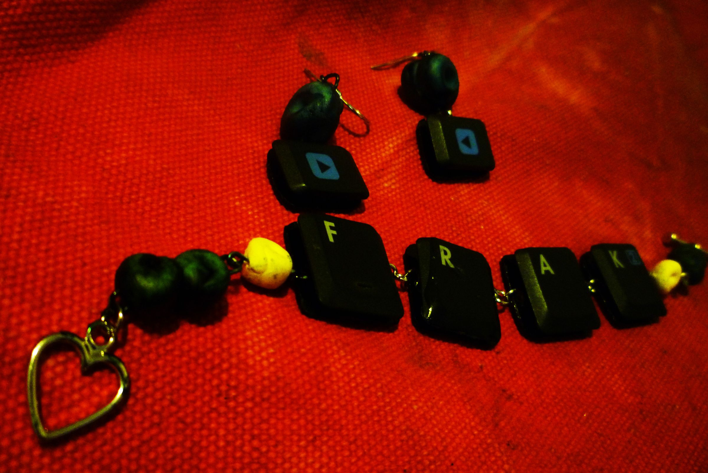 Keyboard Bracelet With Interchangeable Keys : 9 Steps - Instructables