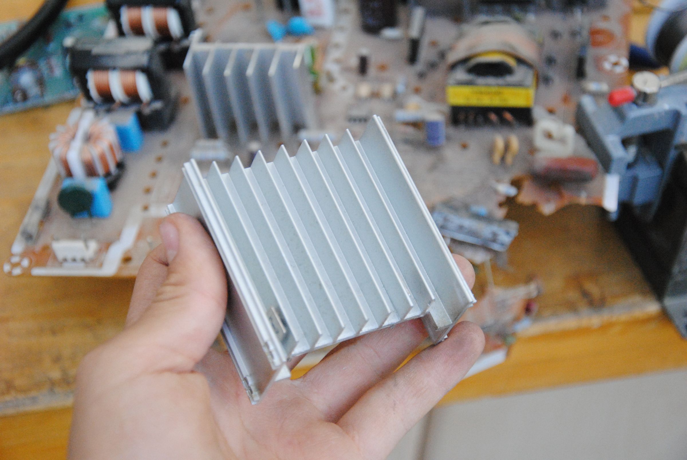 How to Desolder Electronic Components From Circuit Boards - 7 Tips ...