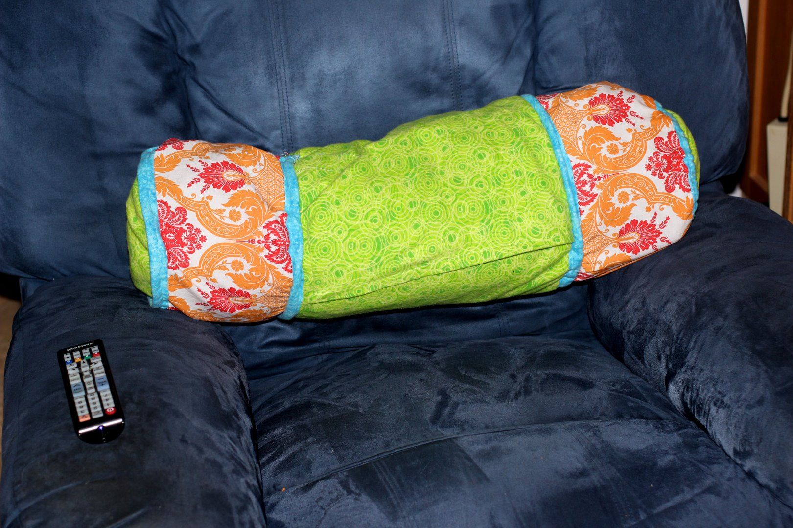 Glowing EL-Wire Pillow Bolster : 7 Steps (with Pictures) - Instructables
