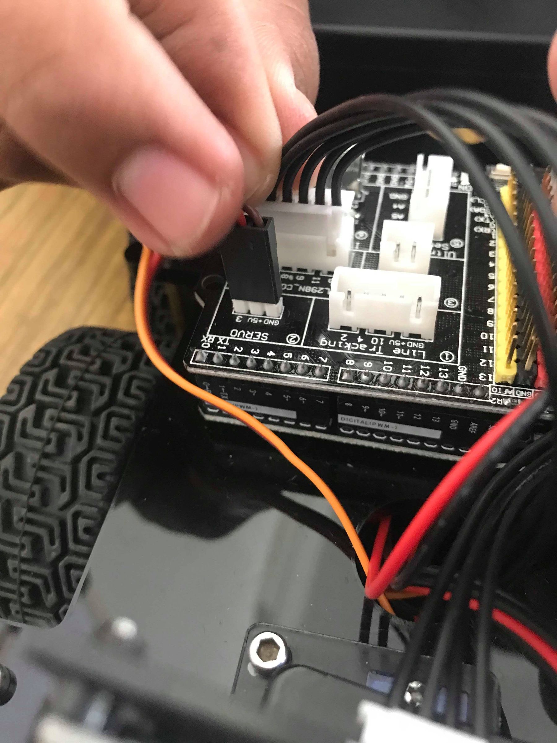Como Poner Llantas Y Conectar Componentes En Carro Arduino : 3 Steps ...