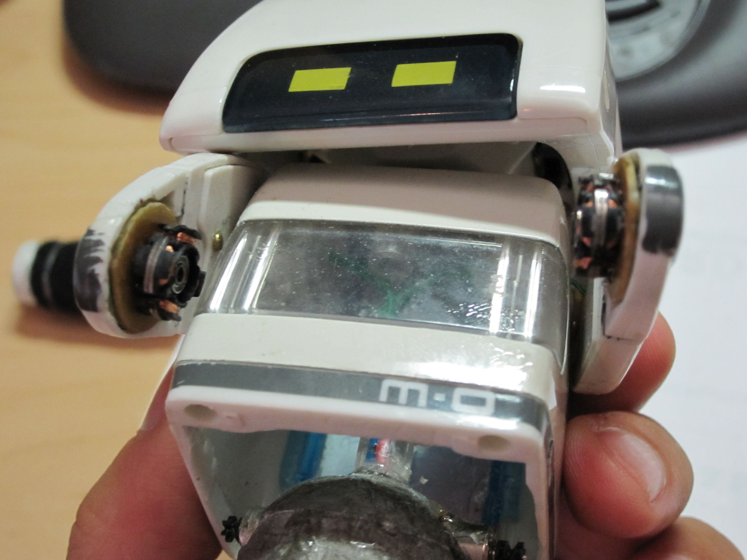 DIY PIXAR: M-O (Microbe Obliterator) Cleaner Bot : 10 Steps (with ...