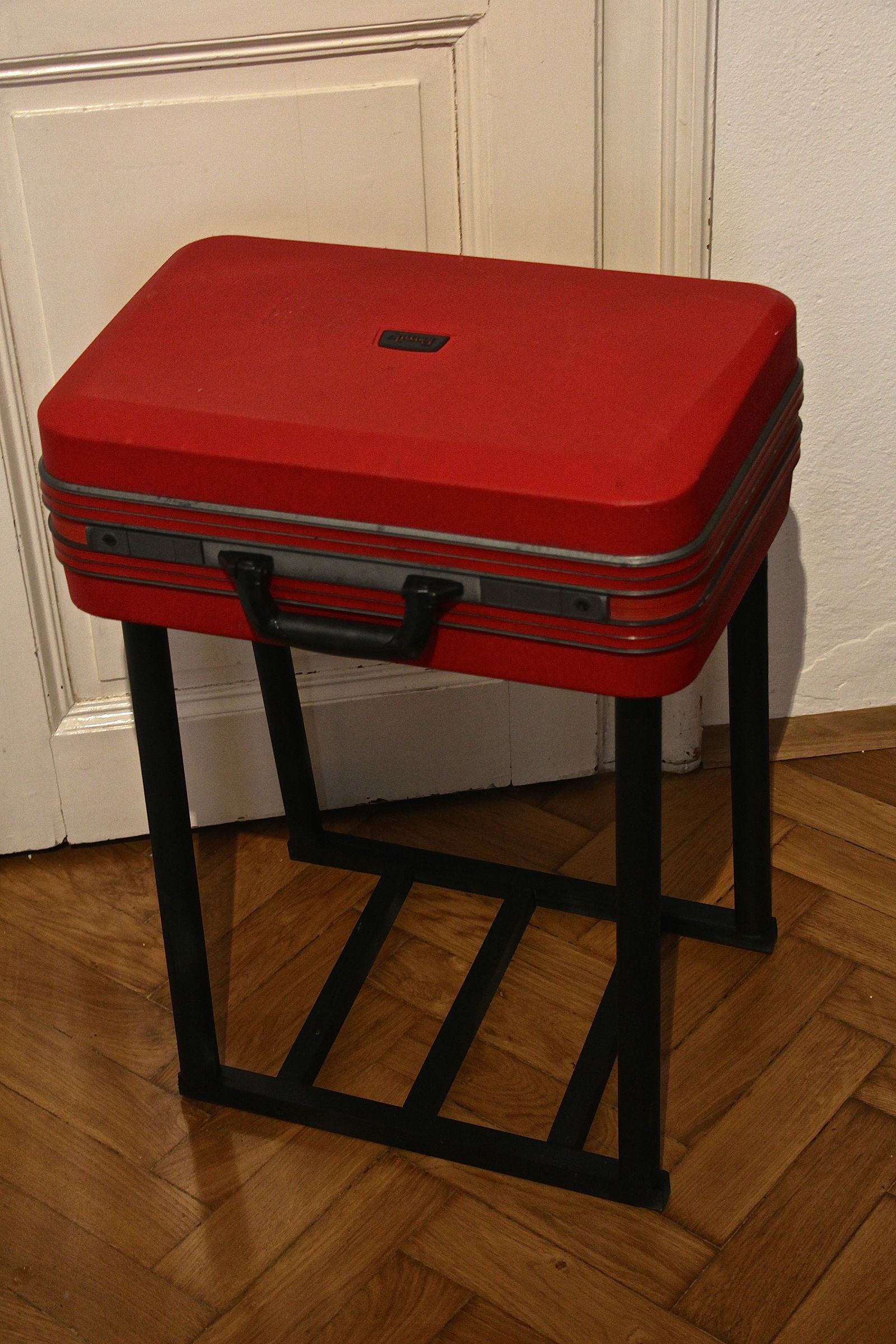 Easy Suitcase-Table DIY : 4 Steps (with Pictures) - Instructables