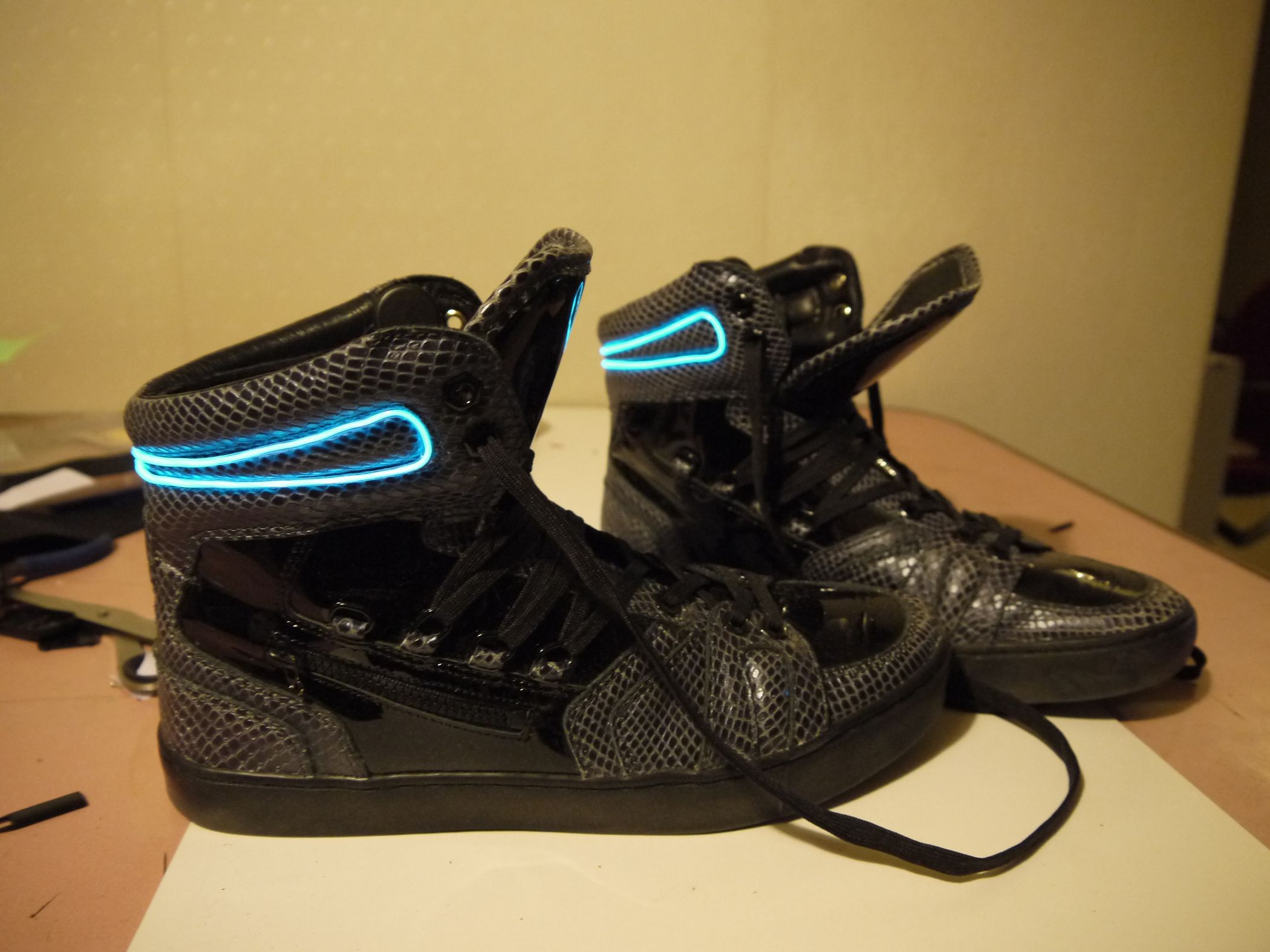 Neon Kicks - EL Wire Shoes : 6 Steps (with Pictures) - Instructables