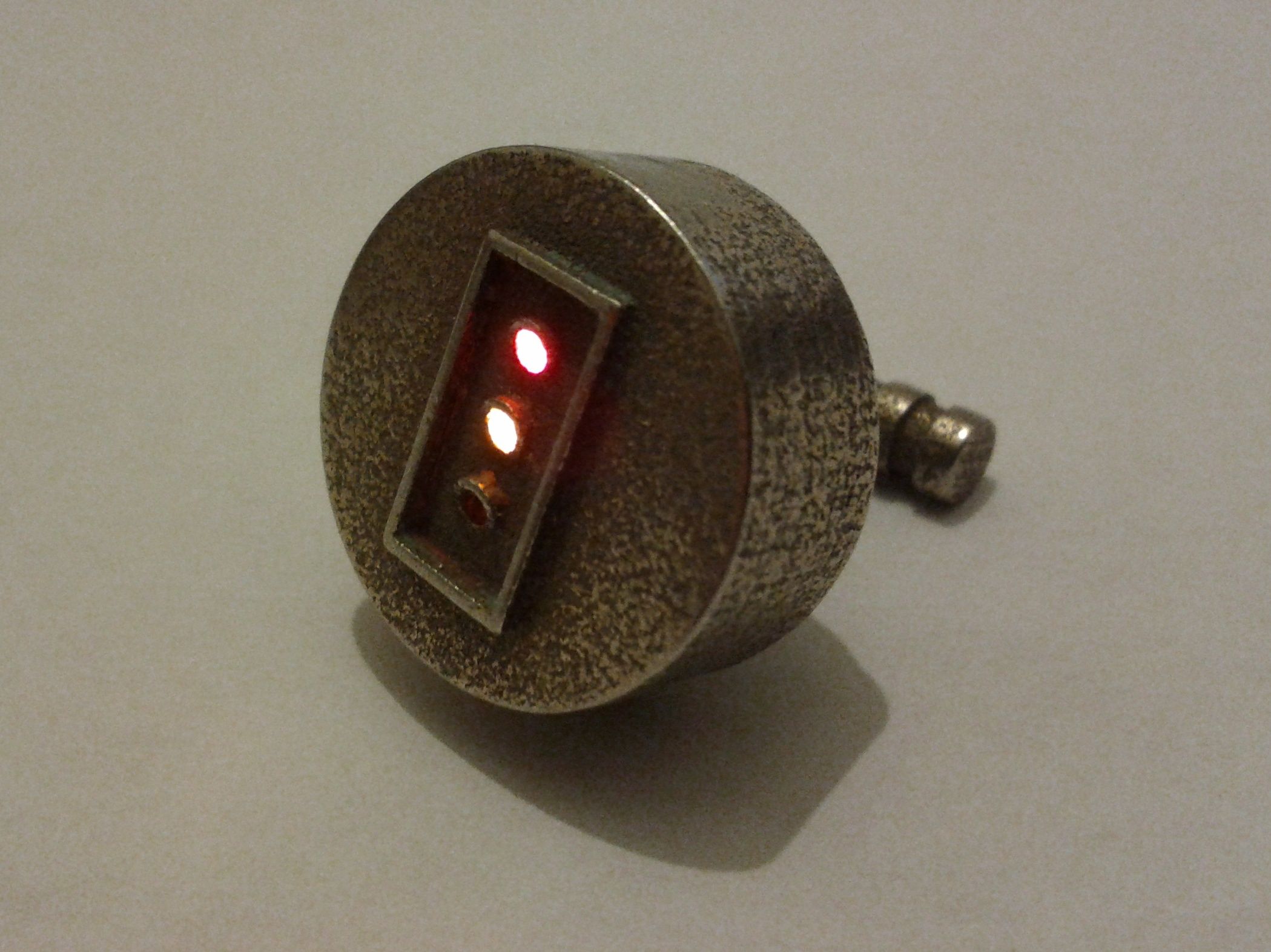 Traffic Light Cufflinks : 5 Steps (with Pictures) - Instructables