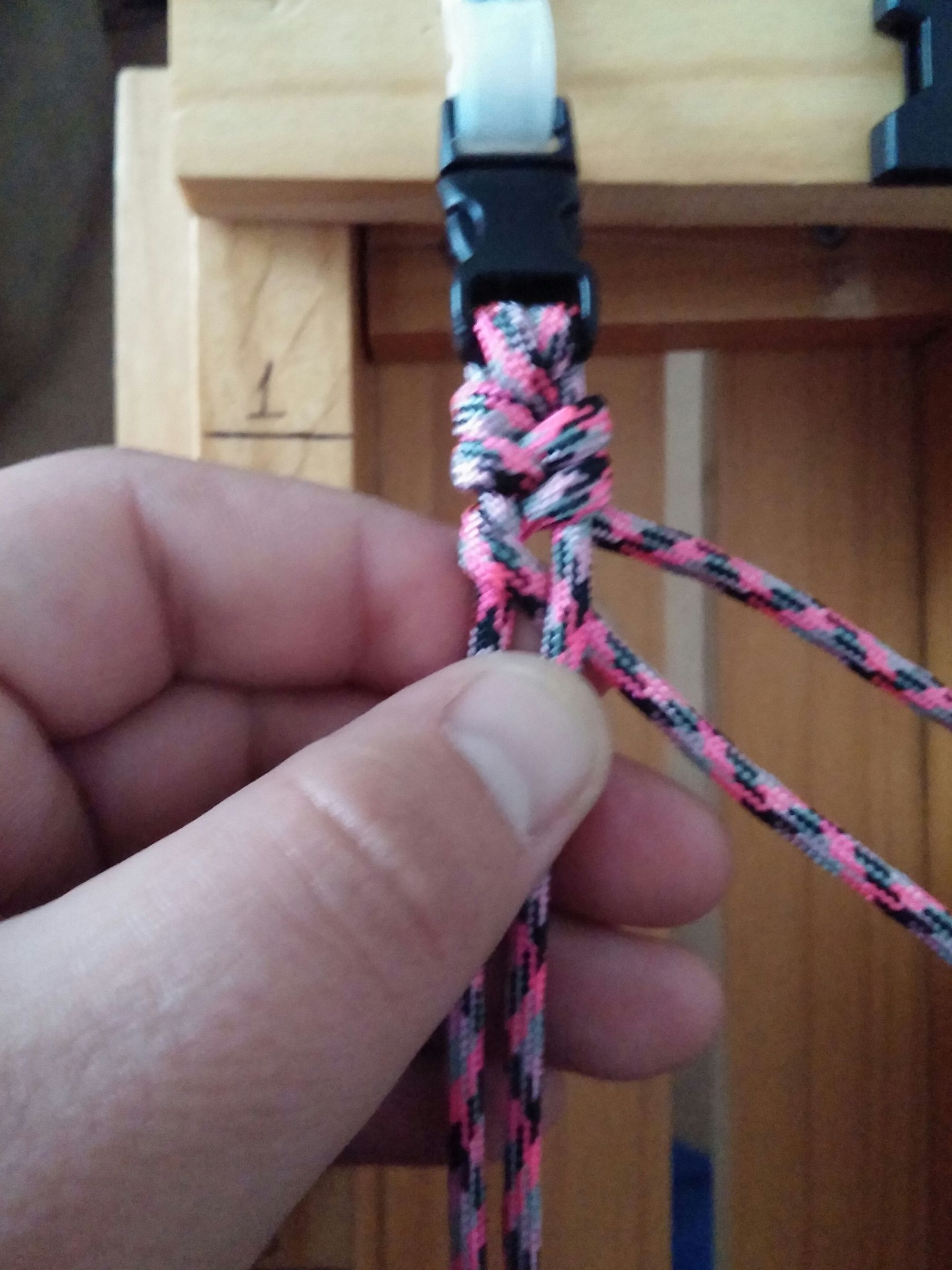 Fish Tail Paracord Bracelet : 10 Steps - Instructables