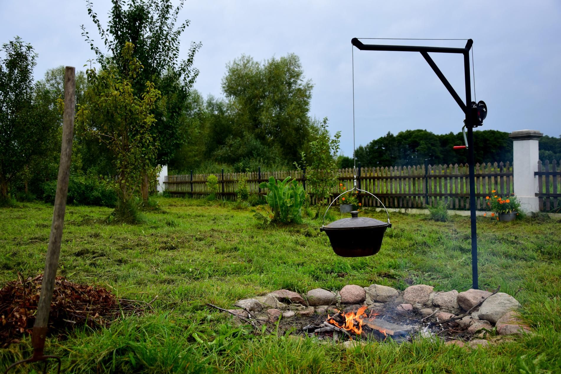 Clever Grill and Iron Kettle Over Fireplace : 4 Steps (with Pictures ...