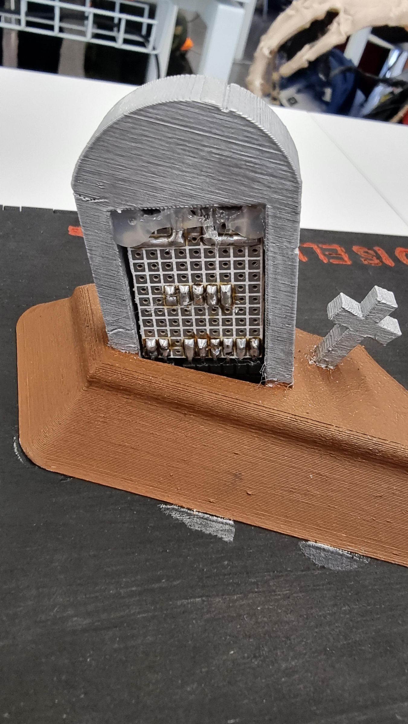 HALLOWEEN DIY CANDY DISPENSER WITH RIDDLE, 7-SEGMENTS & PUSHBUTTON, ARDUINO & 3D PRINTED ...