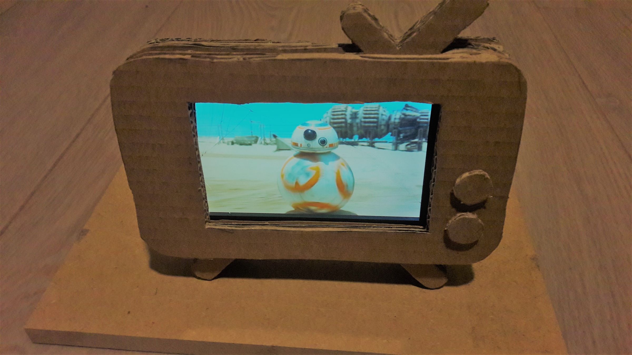 Cardboard Phone Tv : 7 Steps (with Pictures) - Instructables