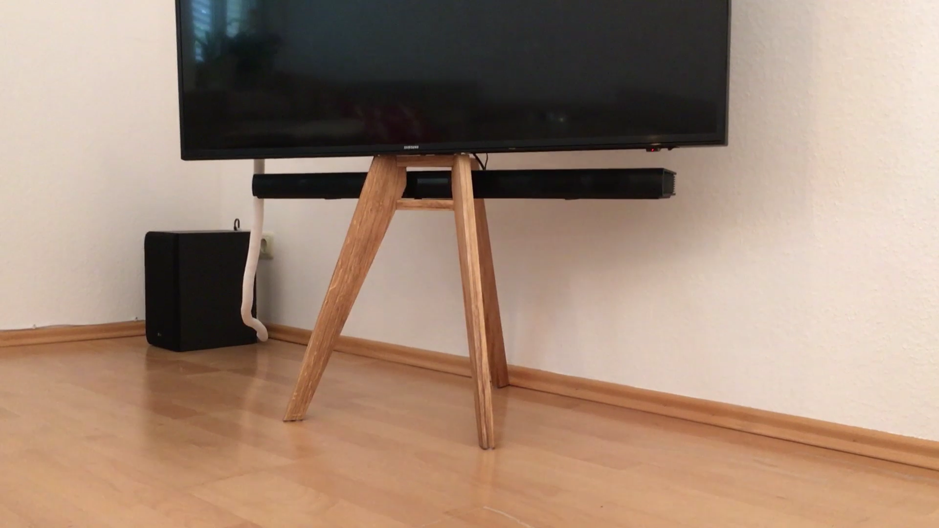 Tripod TV Stand : 11 Steps (with Pictures) - Instructables